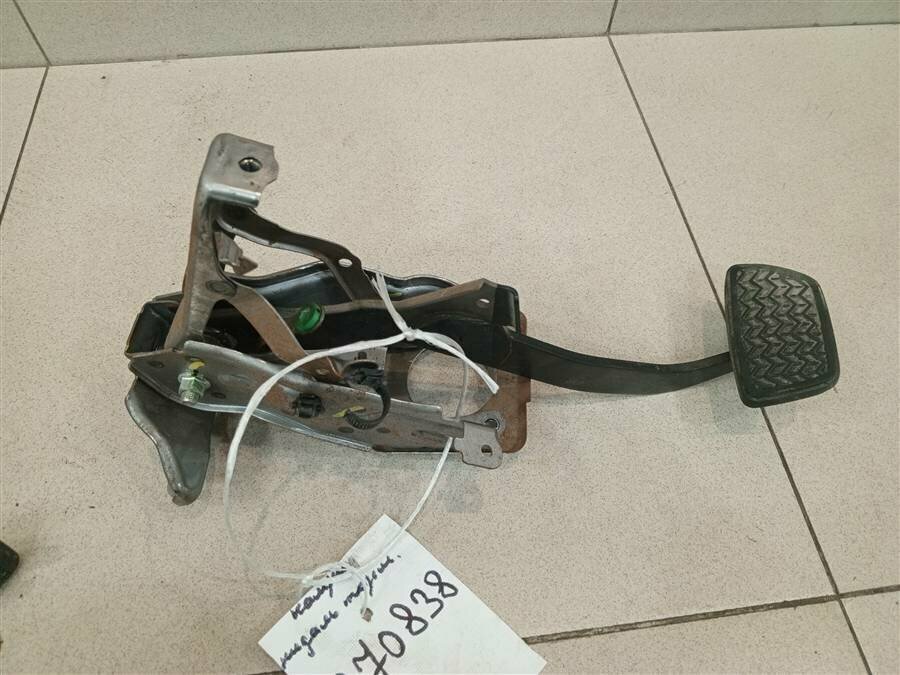 Педаль тормоза от Toyota Camry XV40 2006-2011