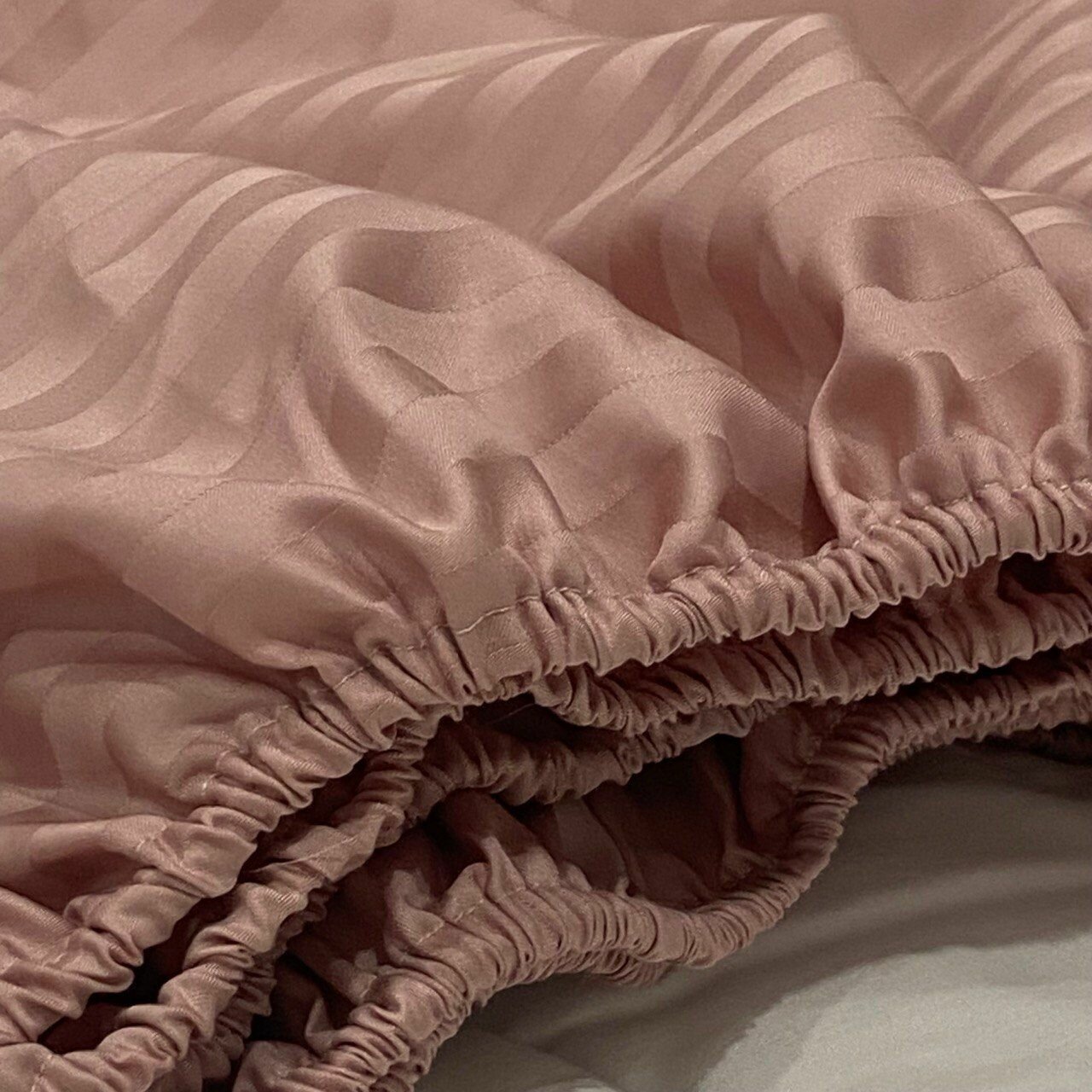 Простыня на резинке Healthy Sleep, из страйп тенсель "Пыльная Роза",160/200/40 см.