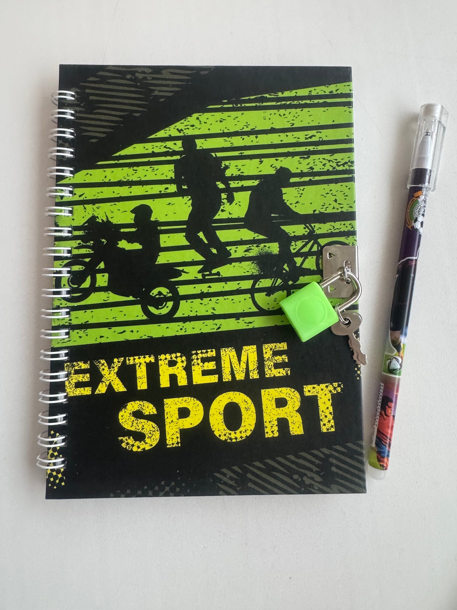 Блокнот "Экстрим" на кольцах, замок с ключом, твердый картон, бумага мелованная, + подарок ручка