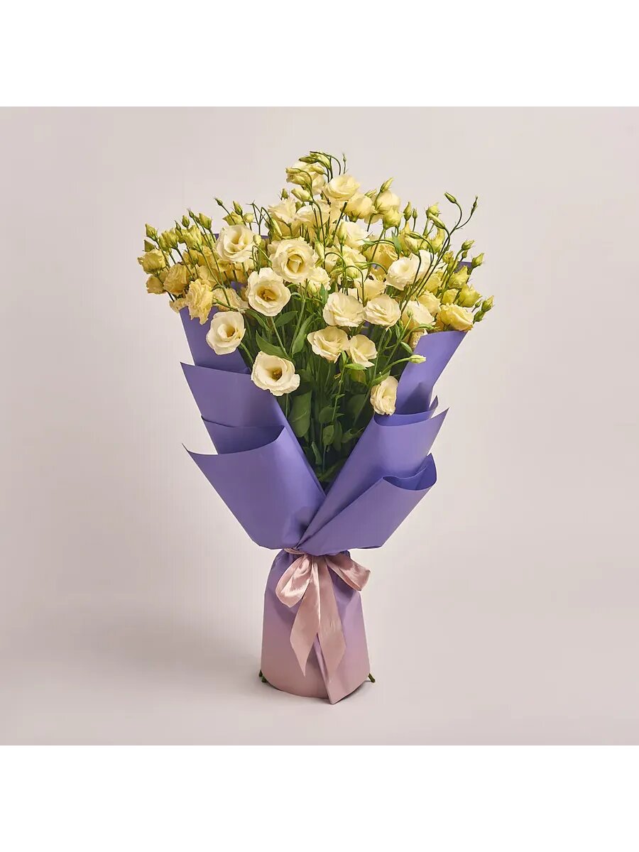 Букет из 15 светло-кремовых лизиантусов в пленке