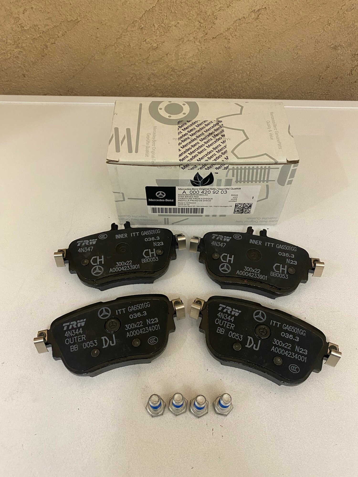 Тормозные колодки задние Mercedes A0004209203