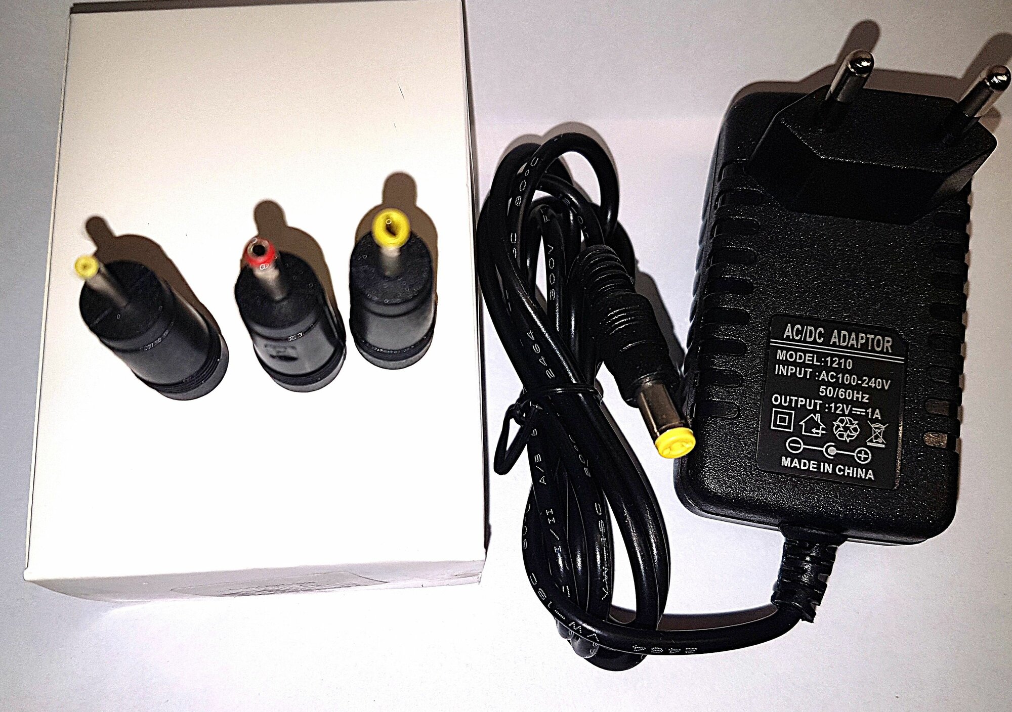 Блок питания А/D12v 1a (12В 1А) стабилизированный. Штекер 5,5 х 2,1. + комплект насадок 3 шт. Для камер видеонаблюдения, светодиодных лент.