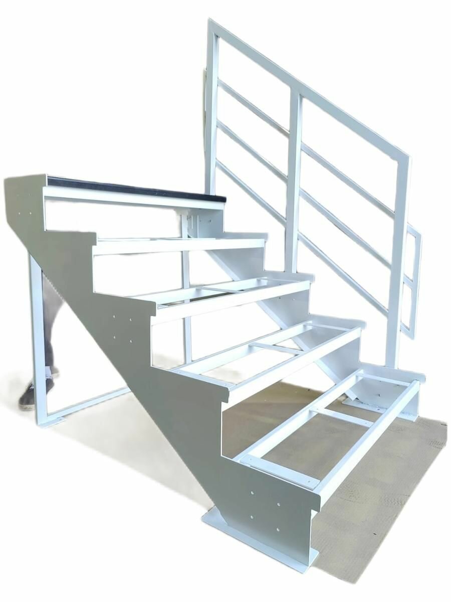 Лестница входная 5 ступеней, без ДПК, перила с одной стороны. Ширина 1м. Высота 85 см.