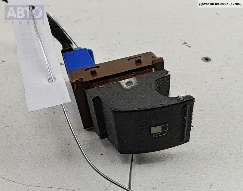 Кнопка открывания лючка топливного бака Volkswagen Golf-5