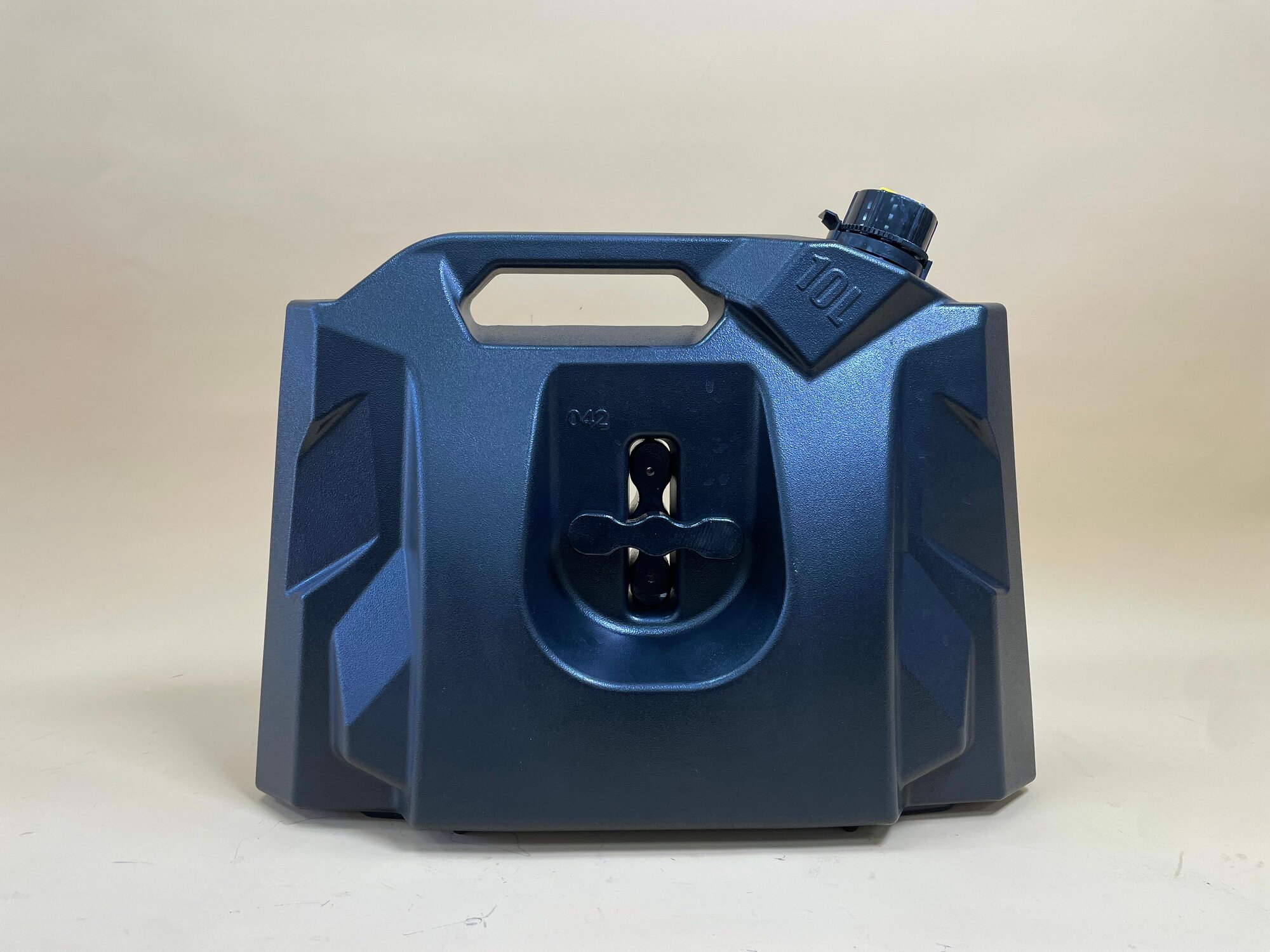 Канистра черная 10 литров на кофр квадроцикла BRP Can-Am Outlander с креплением канистры GKA Basic (Брп Оутлендер) Tesseract