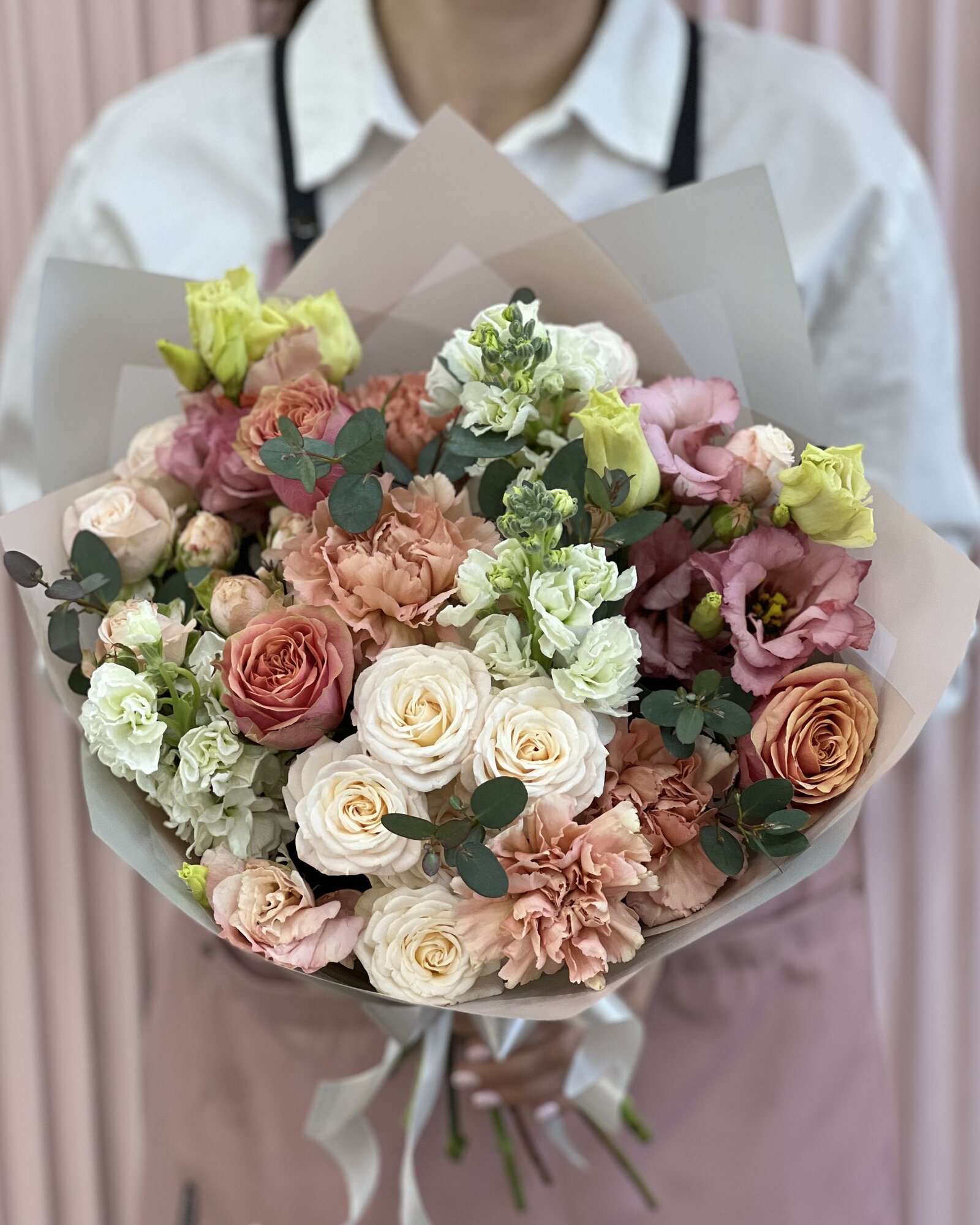 Букет живых цветов. Кустовые розы Бомбастик, коралловые Розы, Маттиола и Эустома