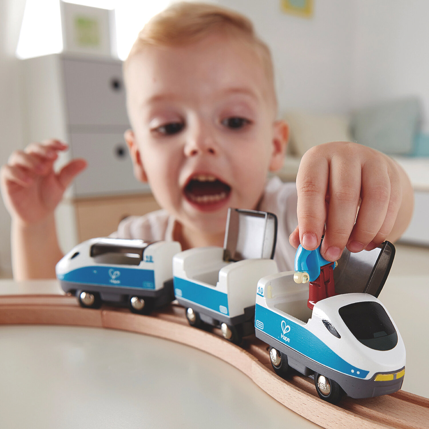 Детский игрушечный междугородный пассажирский поезд Hape E3728_HP