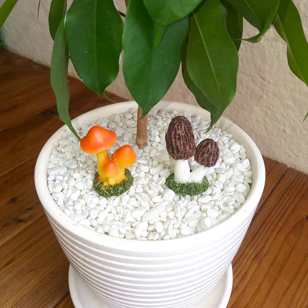 Миниатюрная фигурка грибов