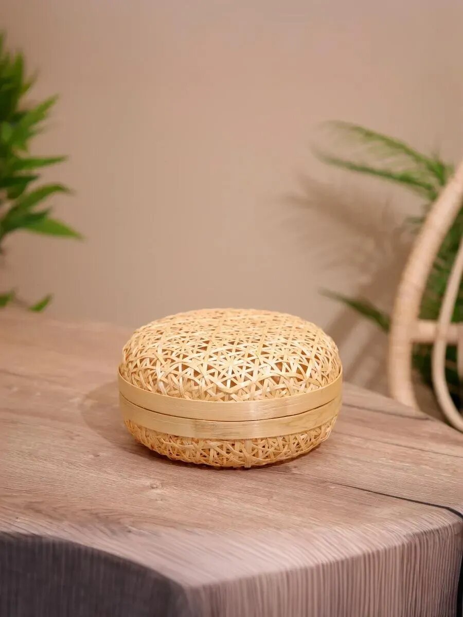 Шкатулка с крышкой плетёная