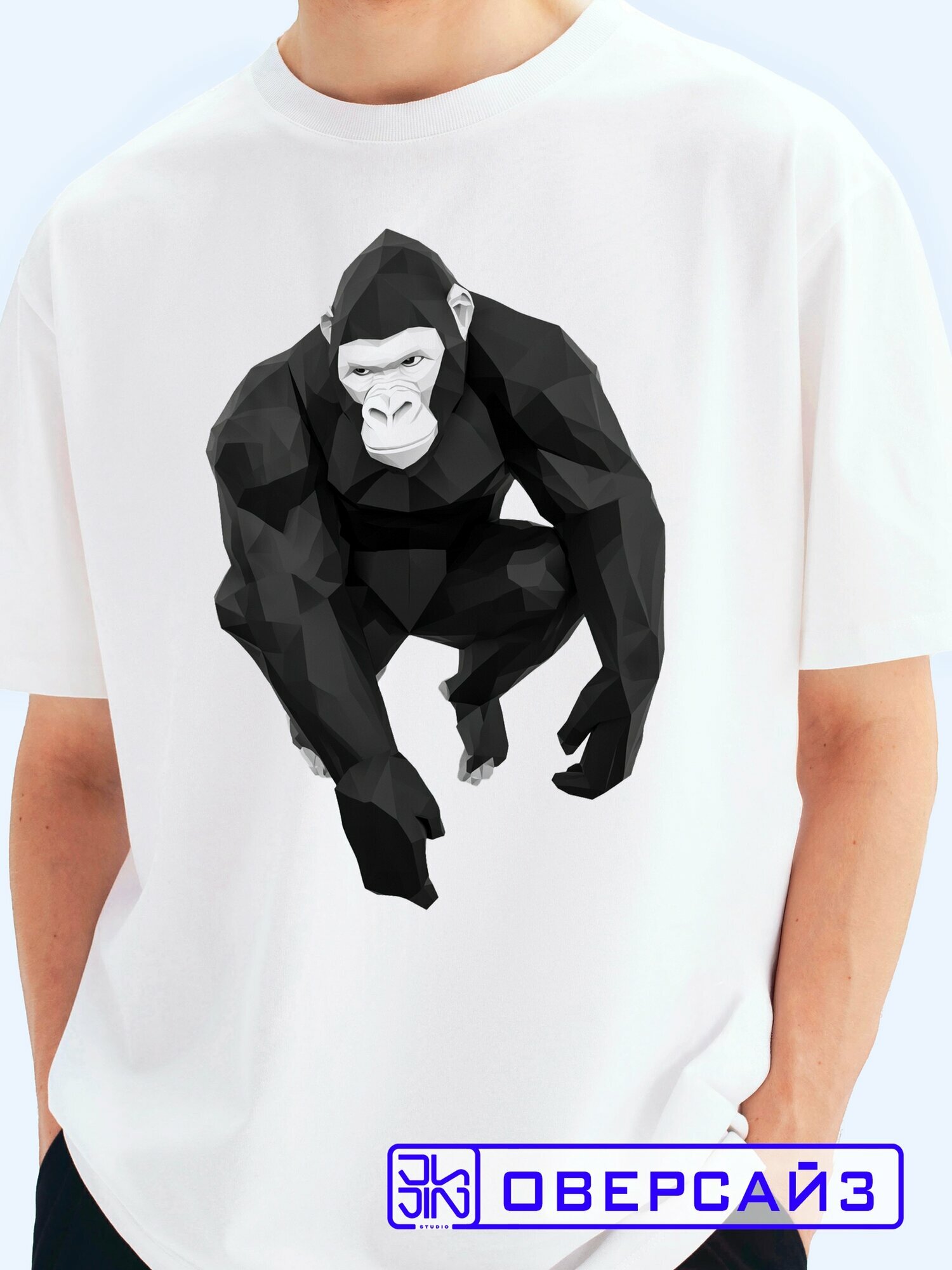 Футболка оверсайз мужская с принтом Агрессивная черно-белая горилла в геометрических черных полигонах low poly, белый хлопковый трикотаж с прикольным рисунком на груди