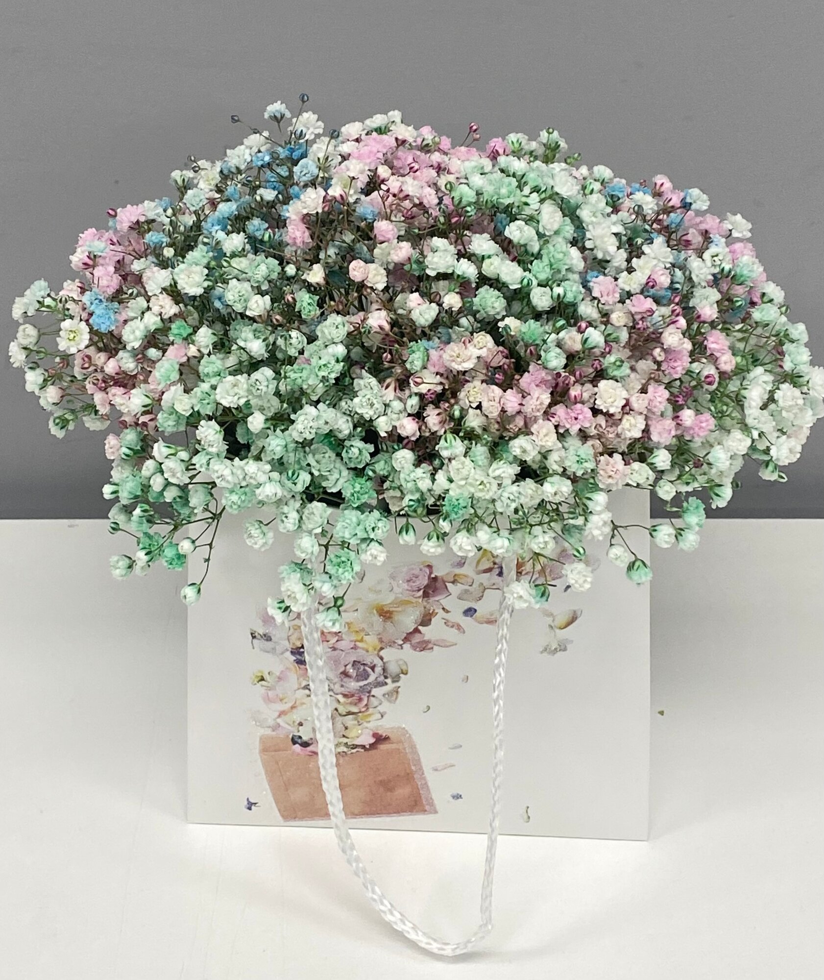 "Подарок из гипсофилы в сумочке – это символ новой жизни и искренних чувств. Компактная, идеальна для подарка