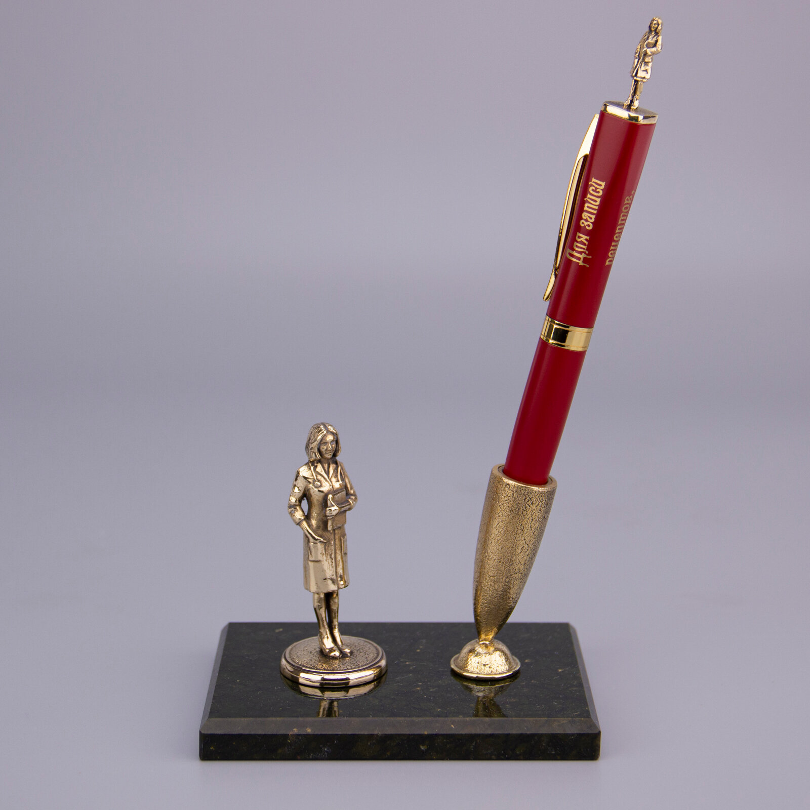 Ручка «Врач женщина» с держателем "Классика" и фигуркой, красная РГДКК-01К-врач женщина