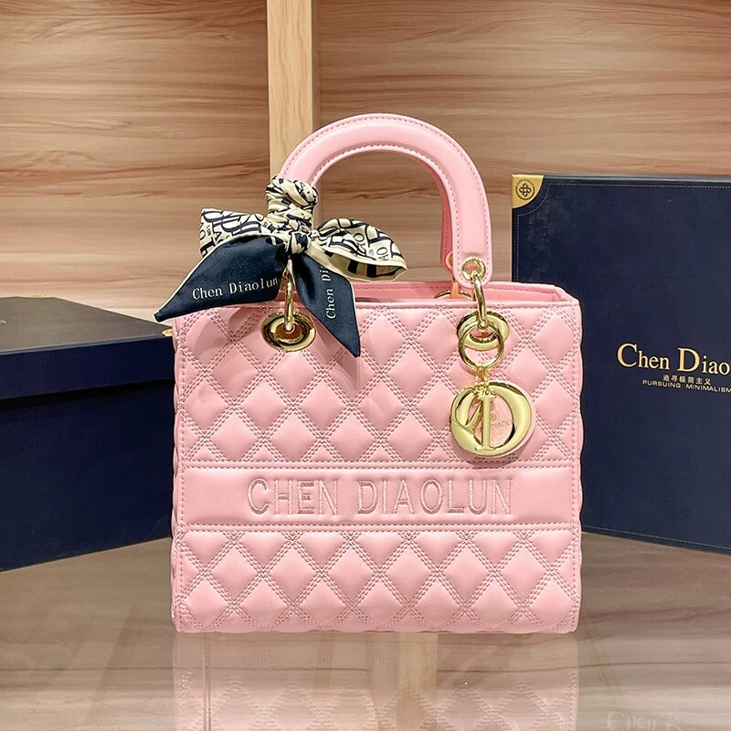 Сумка для женщин принцессы Дианы Гонконга 2026 Новая маленькая сумка Chanel Сумка для женщин Высококачественная дизайнерская роскошная сумка из натуральной кожи с вышивкой