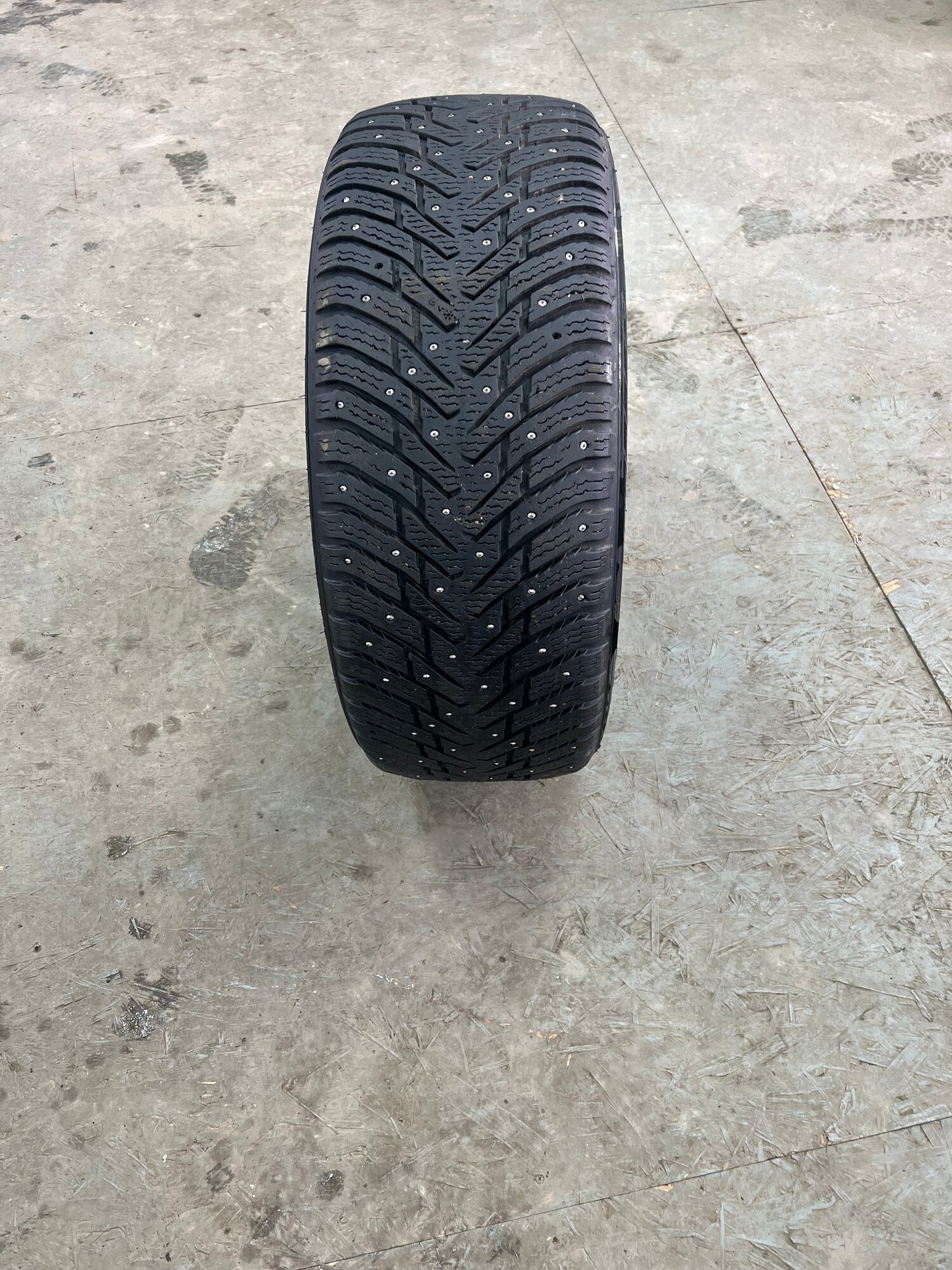 Б/у автошина Nokian Hakkapeliitta 8, зимняя, шипованная, 245/50, R18 100 T, RunFlat