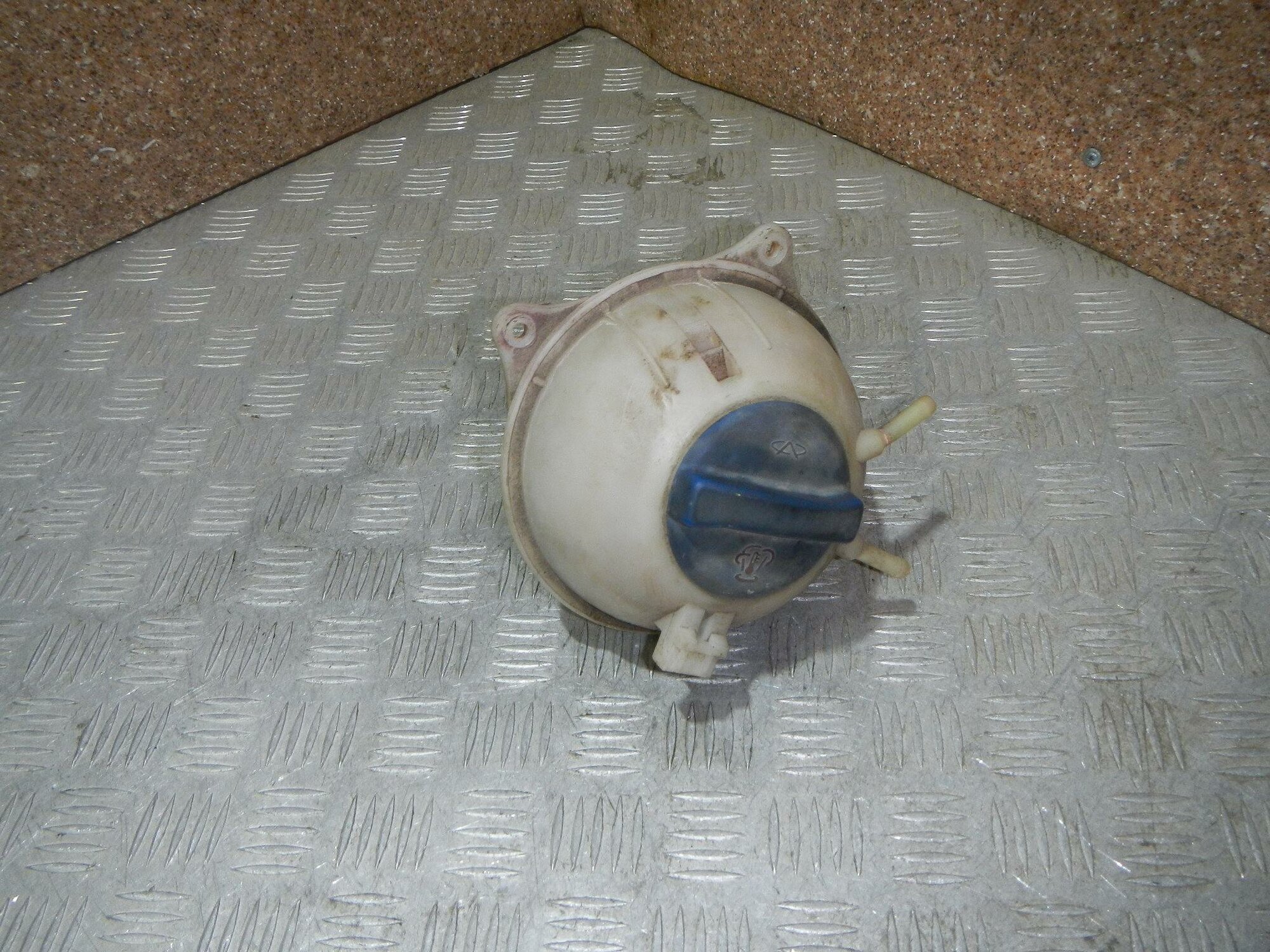 Б/У Бачок расширительный, Chery (Черри)-VERY A13 (11-14) Chery VERY A13 (11-14) Трещина на одной трубке 398179 CHERY арт...