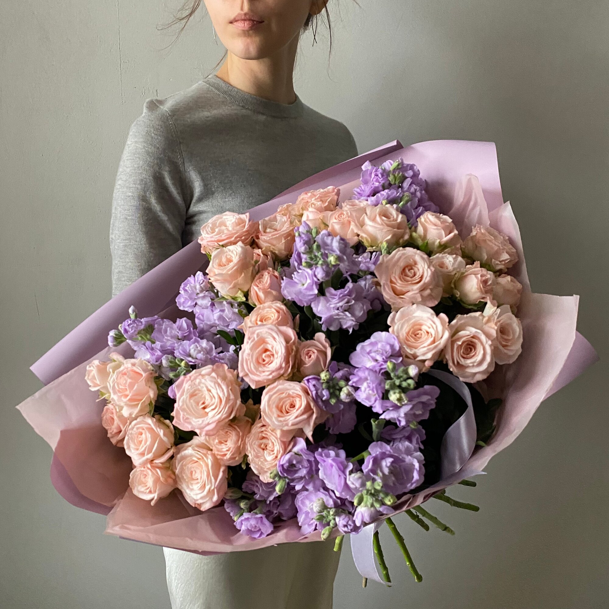 Пышный и ароматный букет с пионовидными розами в авторском оформлении