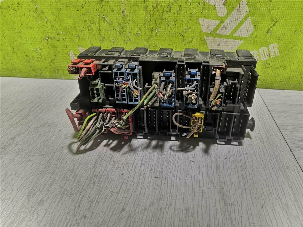 Блок предохранителей VW Golf 3 Vento 91-97