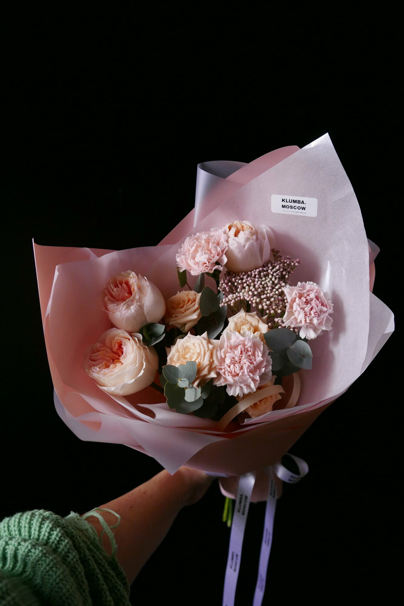 Микс роз и гвоздик от студии цветов klumba.moscow, аквабокс, пленка