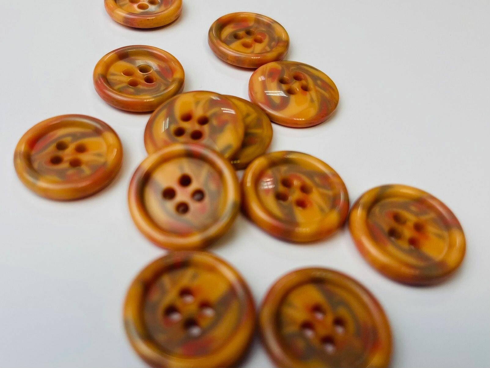 Пуговица пластиковая, 4 отверстия, диаметр 1,1 см, цвет оранжевый. Для коллекции одежды Missoni. Набор из 10 шт.