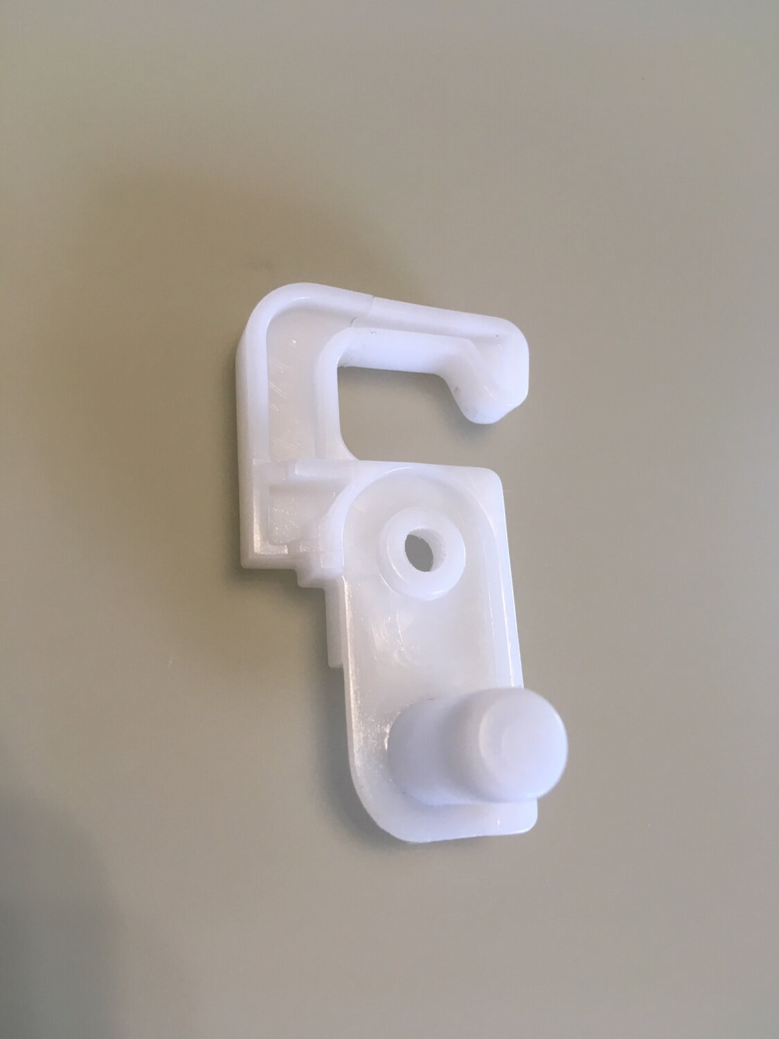 Фиксатор правой нижней двери (м/к) холодильника Sharp