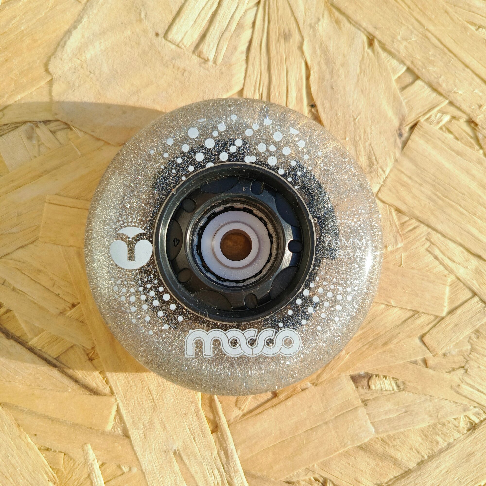 8 Колес Mocco 76mm, жесткость 85а. Светится разными цветам.