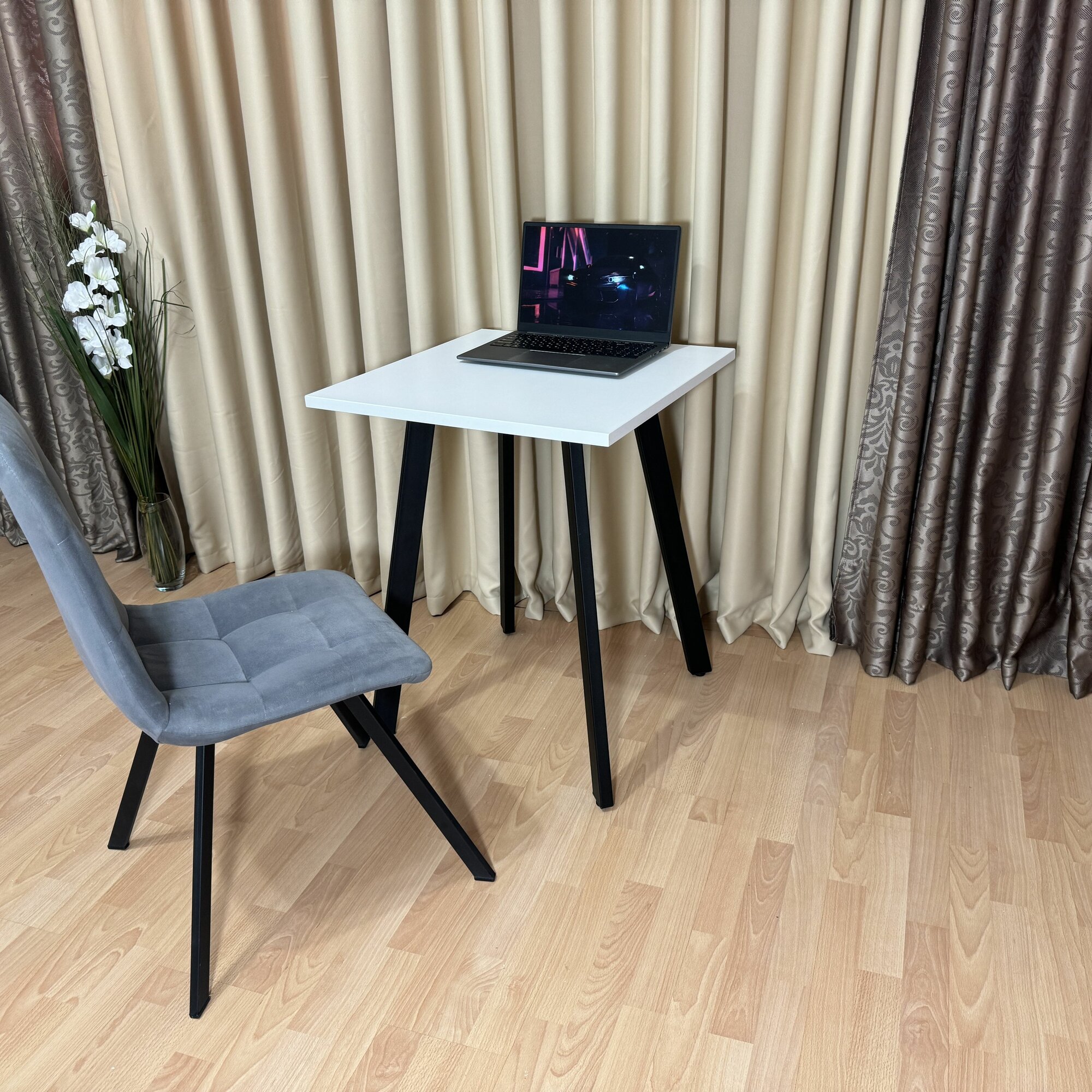 Игровой стол Ник 60*60 см. Столешница Белая 22 мм. Чёрные ножки