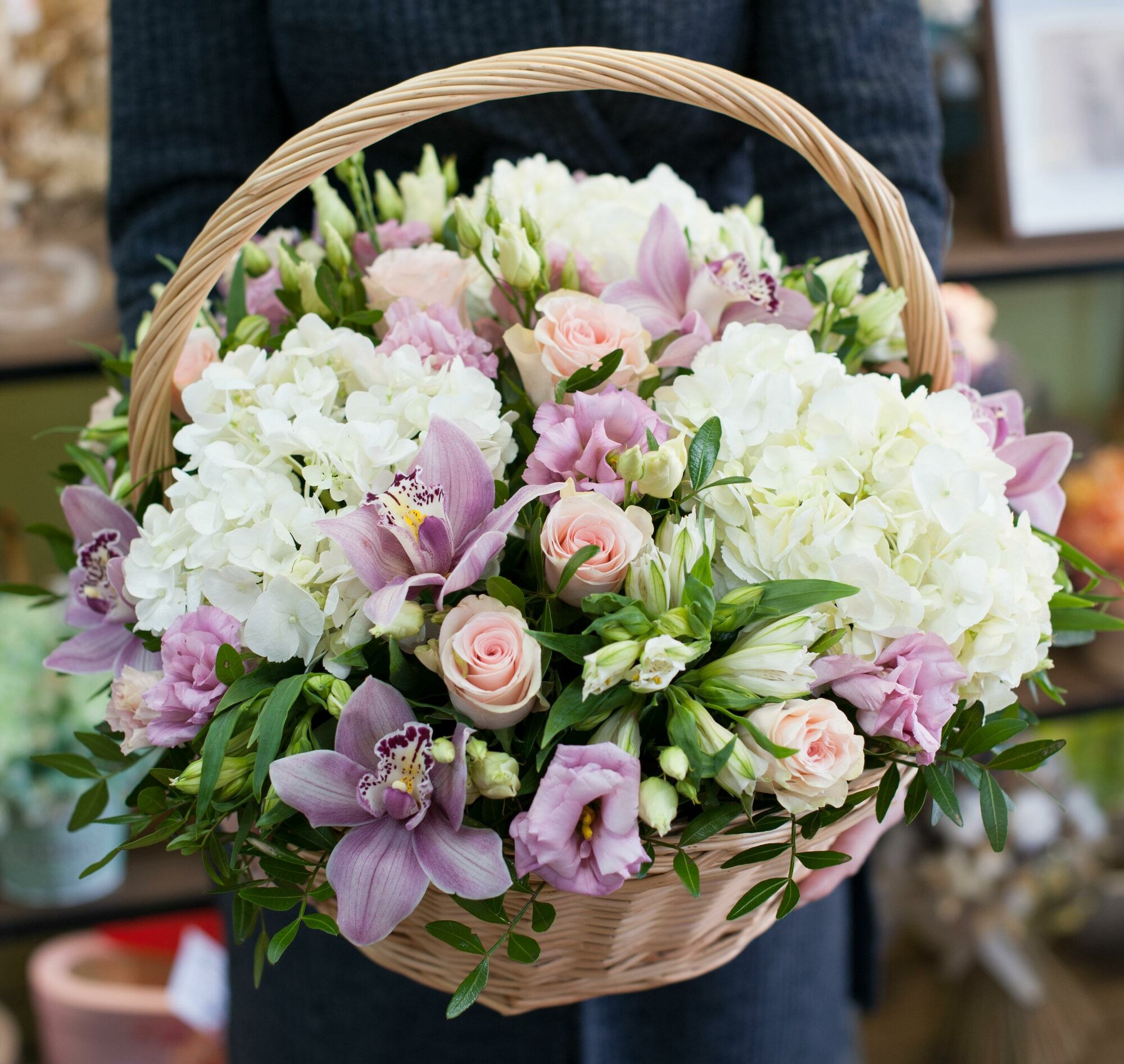 Корзина цветов "Djuli", гортензия, альстромерия, розы, лизиантус, орхидея, писташ