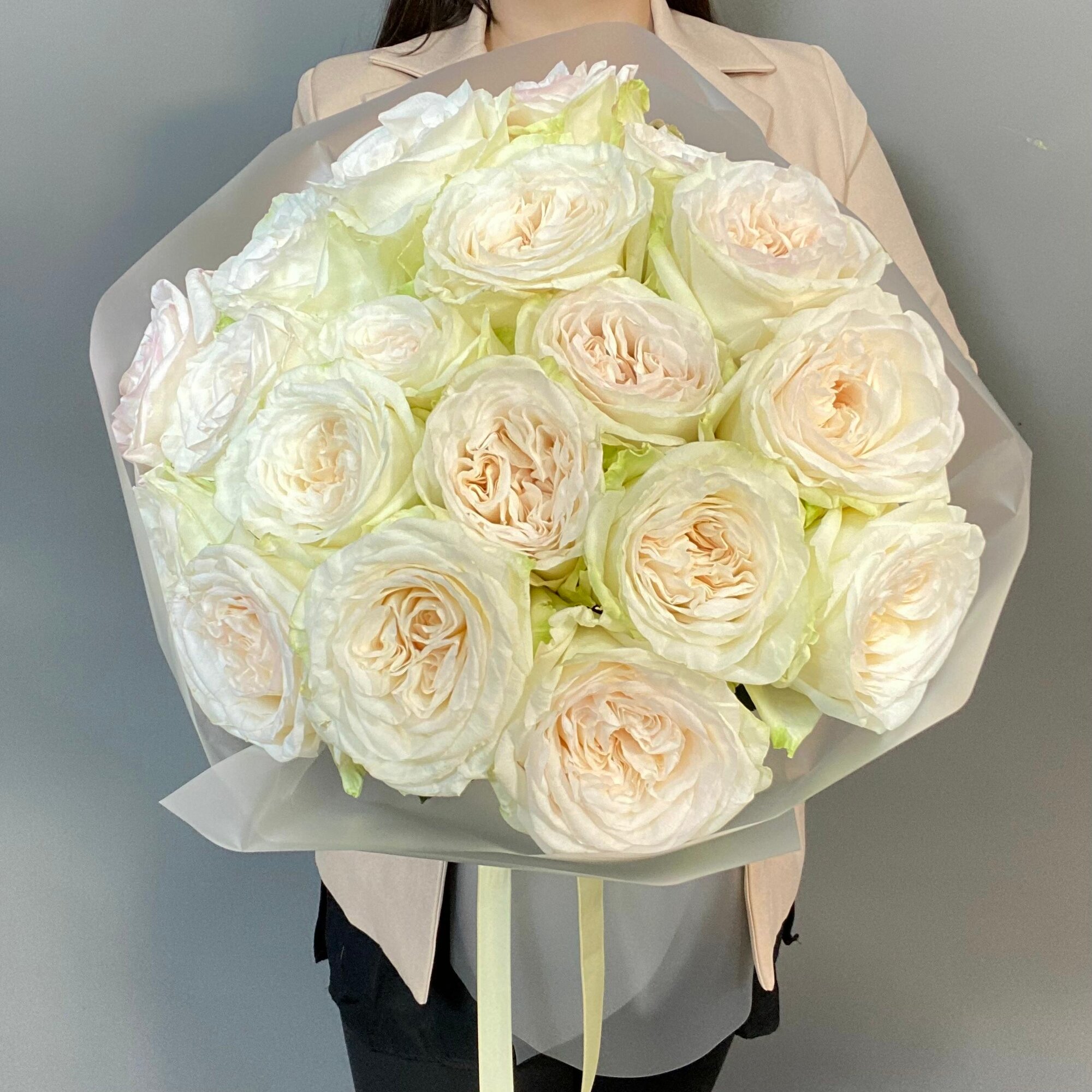 Белые розы (19 роз), высота букета 50 см, ширина букета 35 см