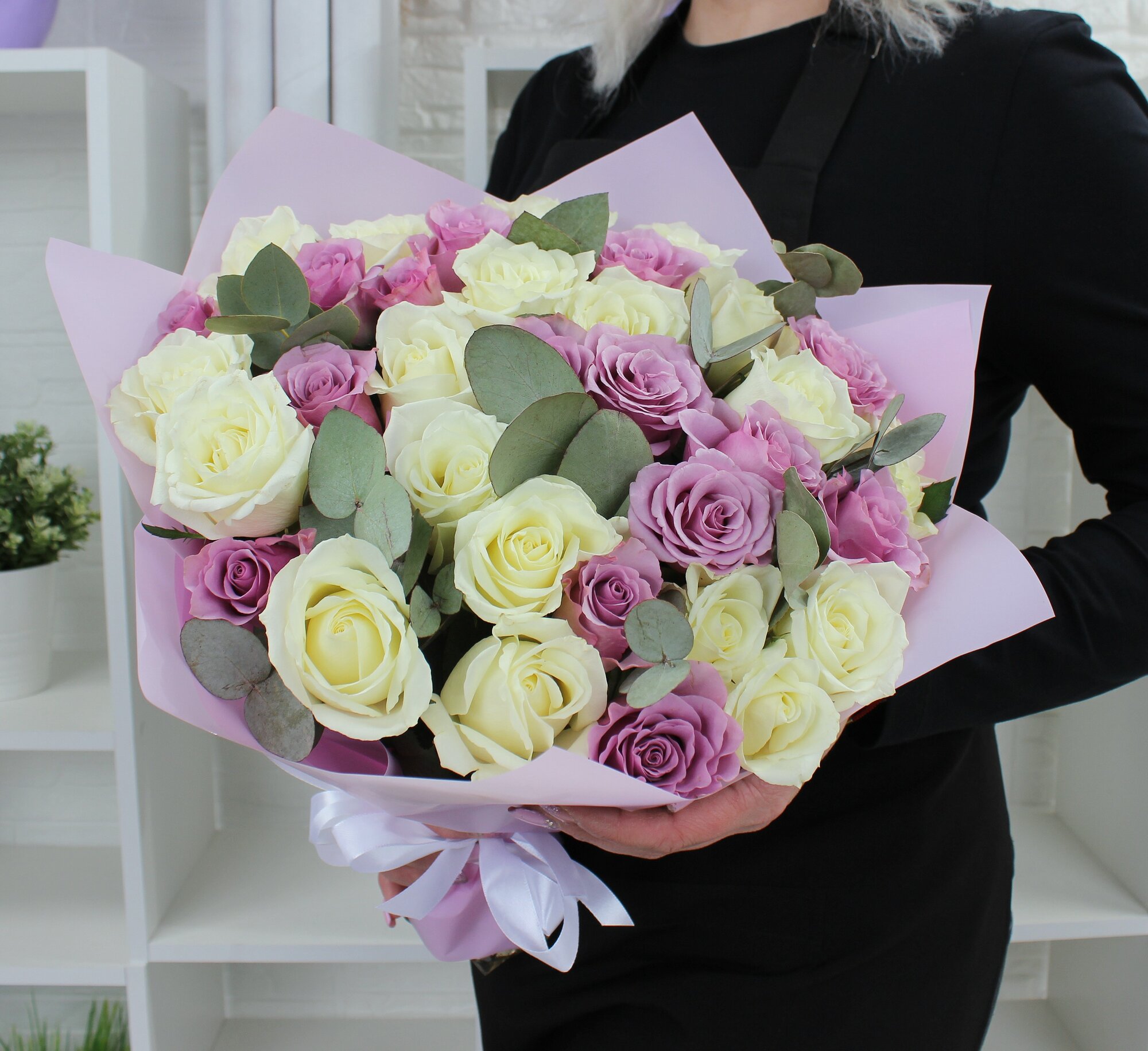 Монобукет THE FLOREAL сиреневая и белая роза 35 штук, высота 40 см, с эвкалиптом