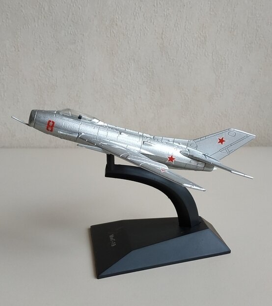 Масштабная модель 1/111, Самолет МИГ-19