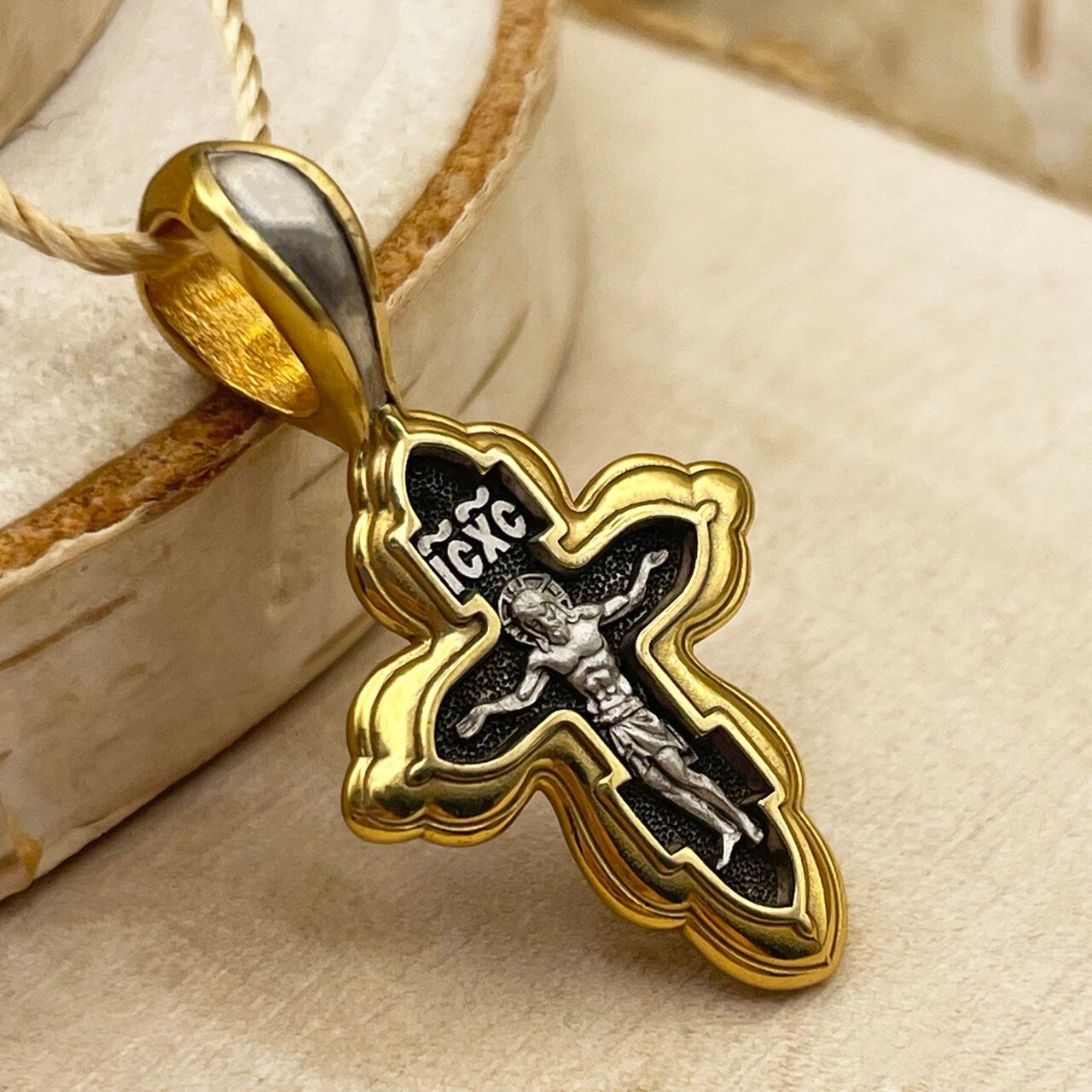 Крестик, серебро, 925 проба, оксидирование, золочение