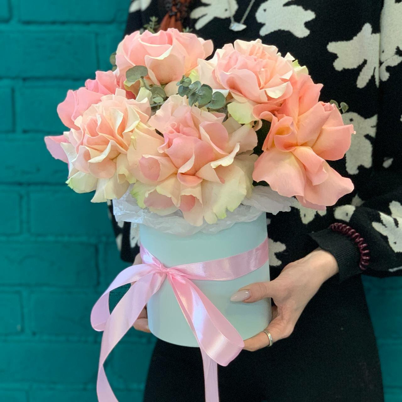 Композиция из розовых французских роз и эвкалипта