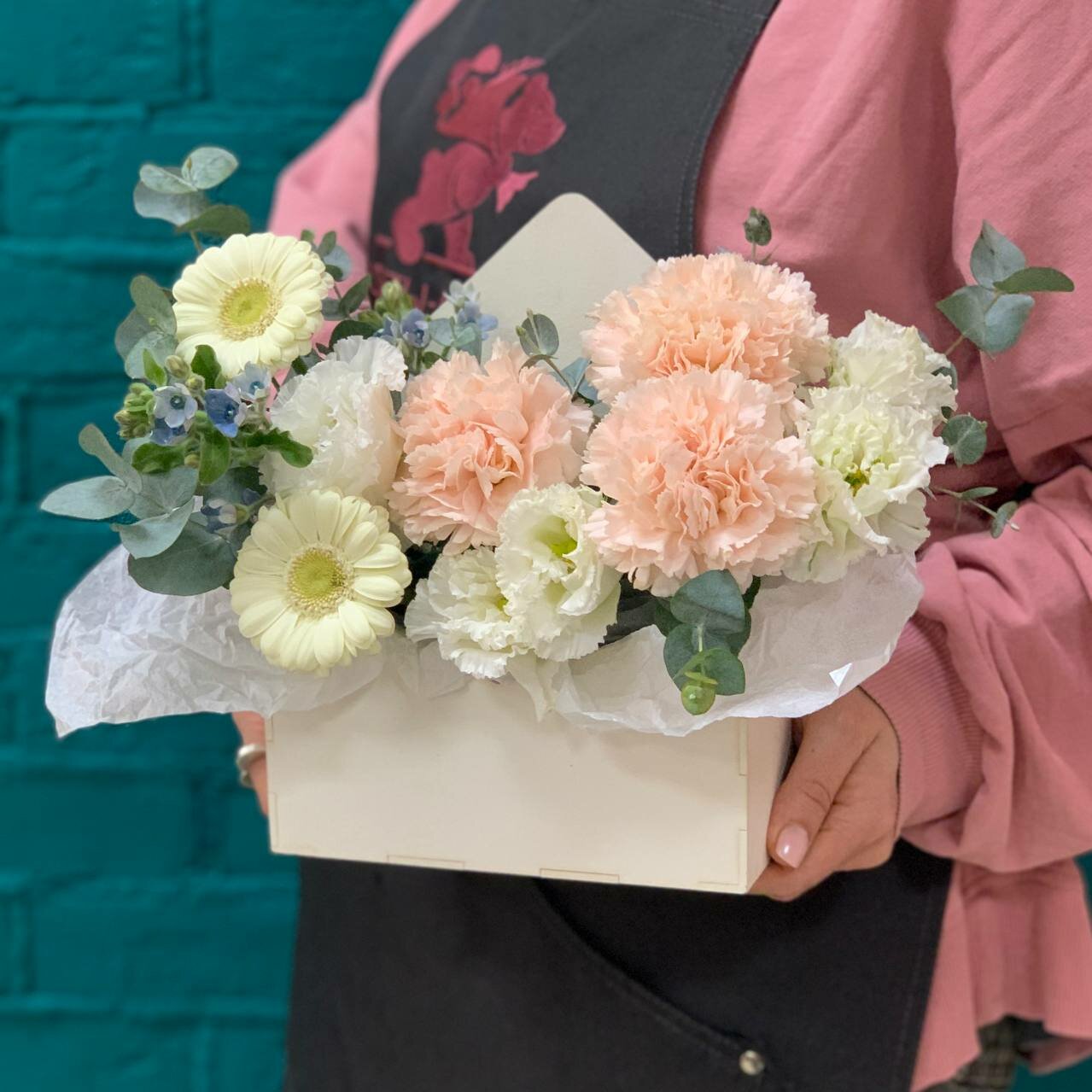 Композиция из герберы и эустомы