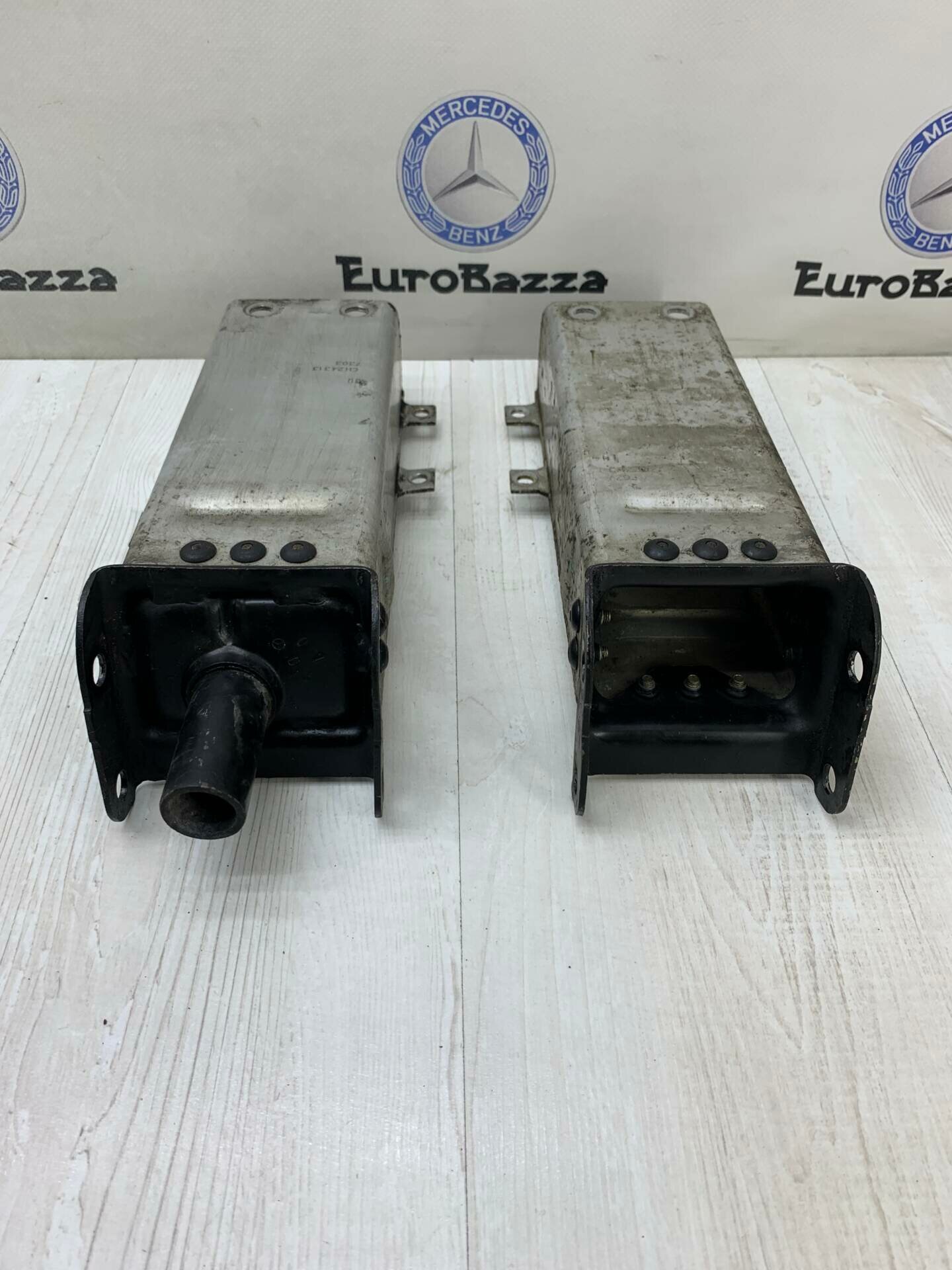 Кронштейн усилителя бампера Mercedes W211 A2116201495