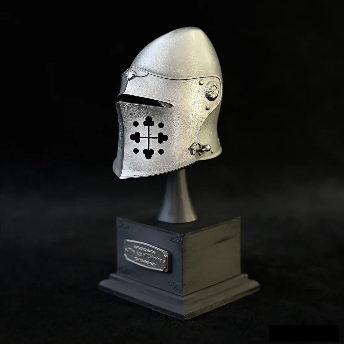 Статуэтка - Фигурка "Шлем Доспехи Средневекового Рыцаря Тамплиера"