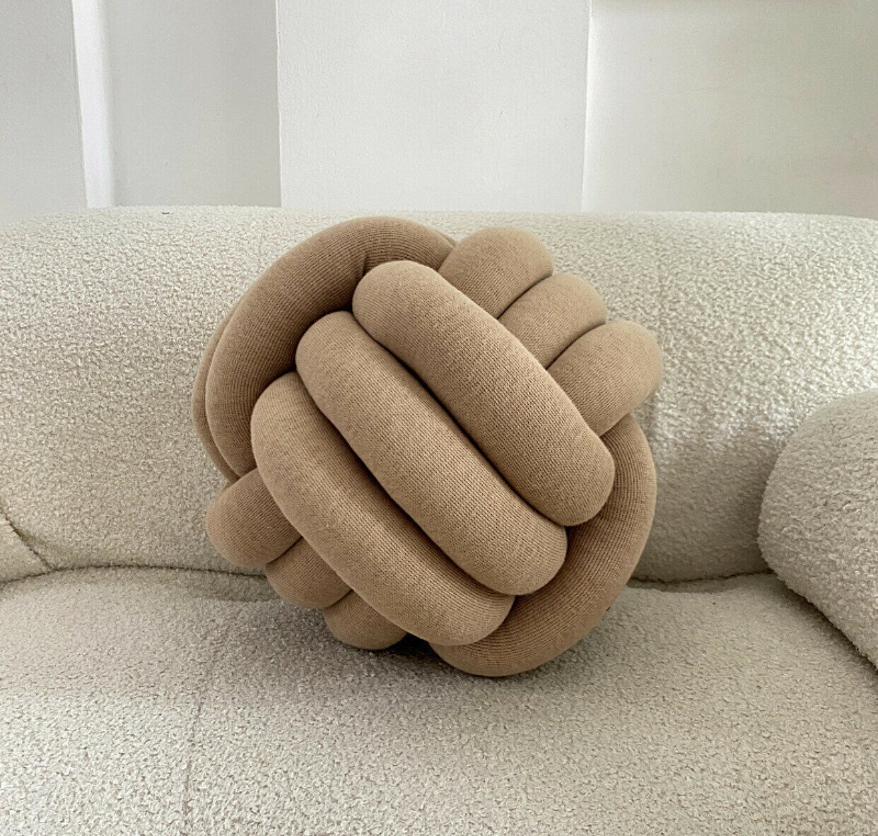 Многофункциональная декоративная подушка для отдыха.