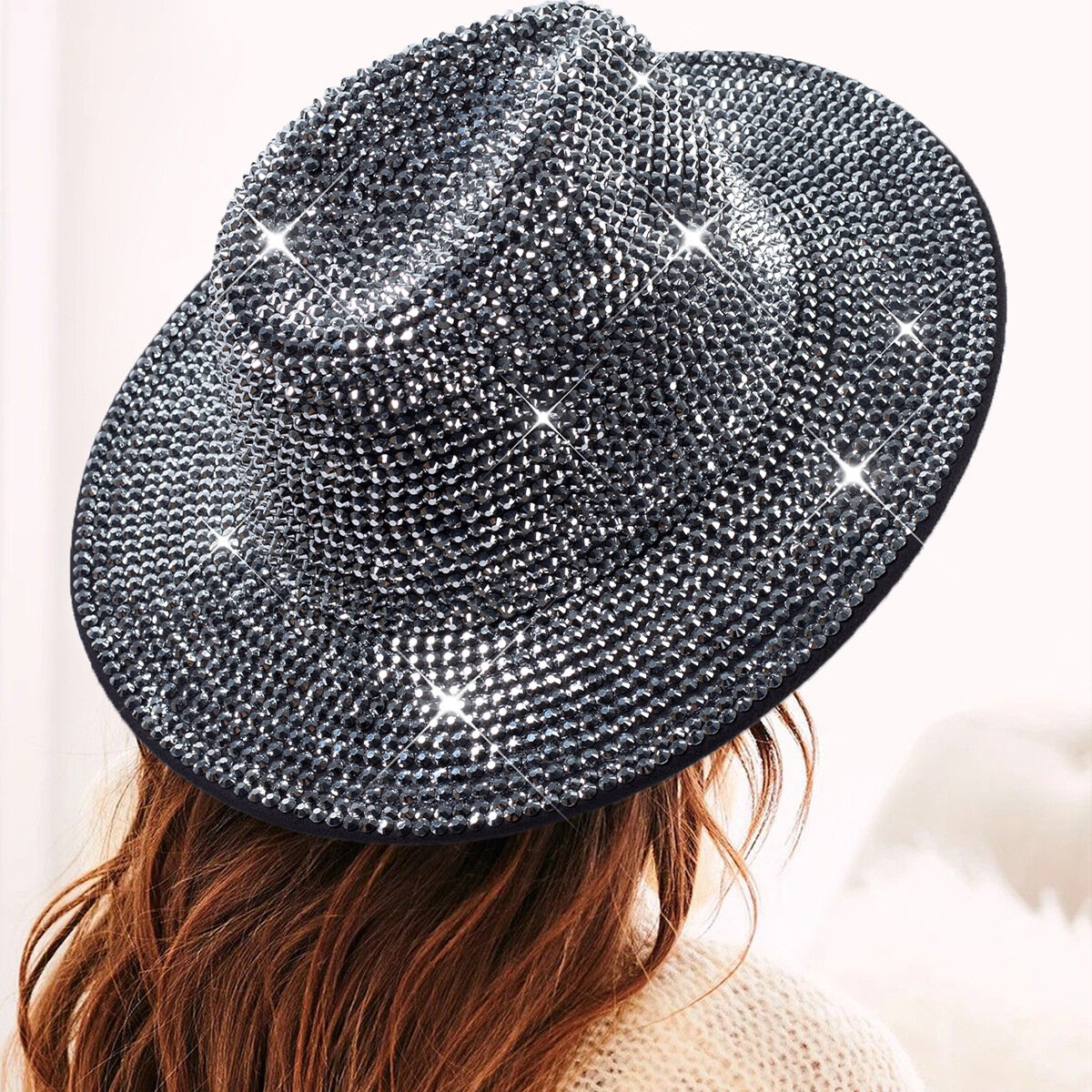 Шляпа "Трансграничная", с бриллиантами, черная, белая