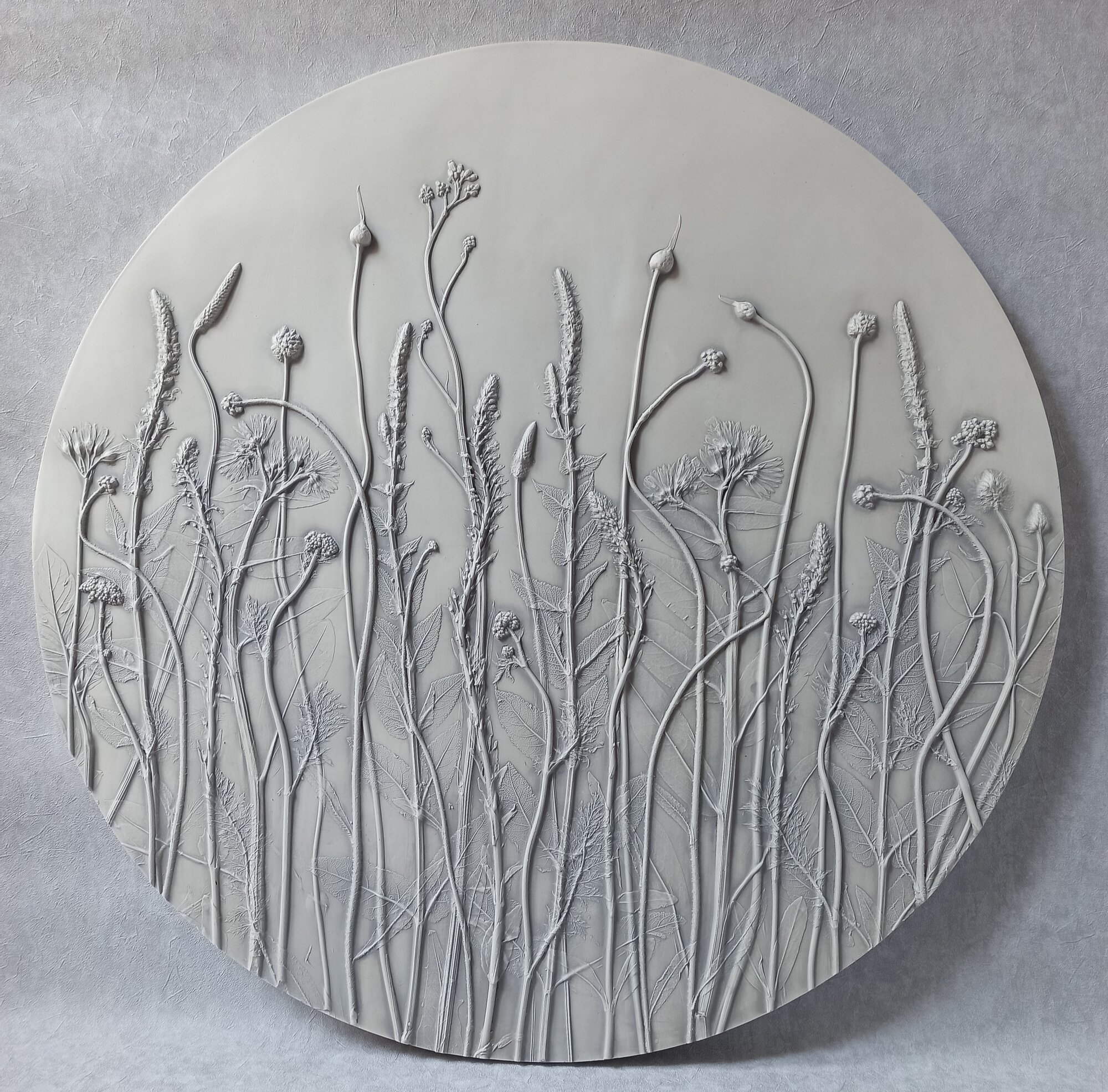 Ботанический барельеф "Махаон" . Интерьерное панно из гипса диаметром 60 см. Цвет серый, Ручная работа