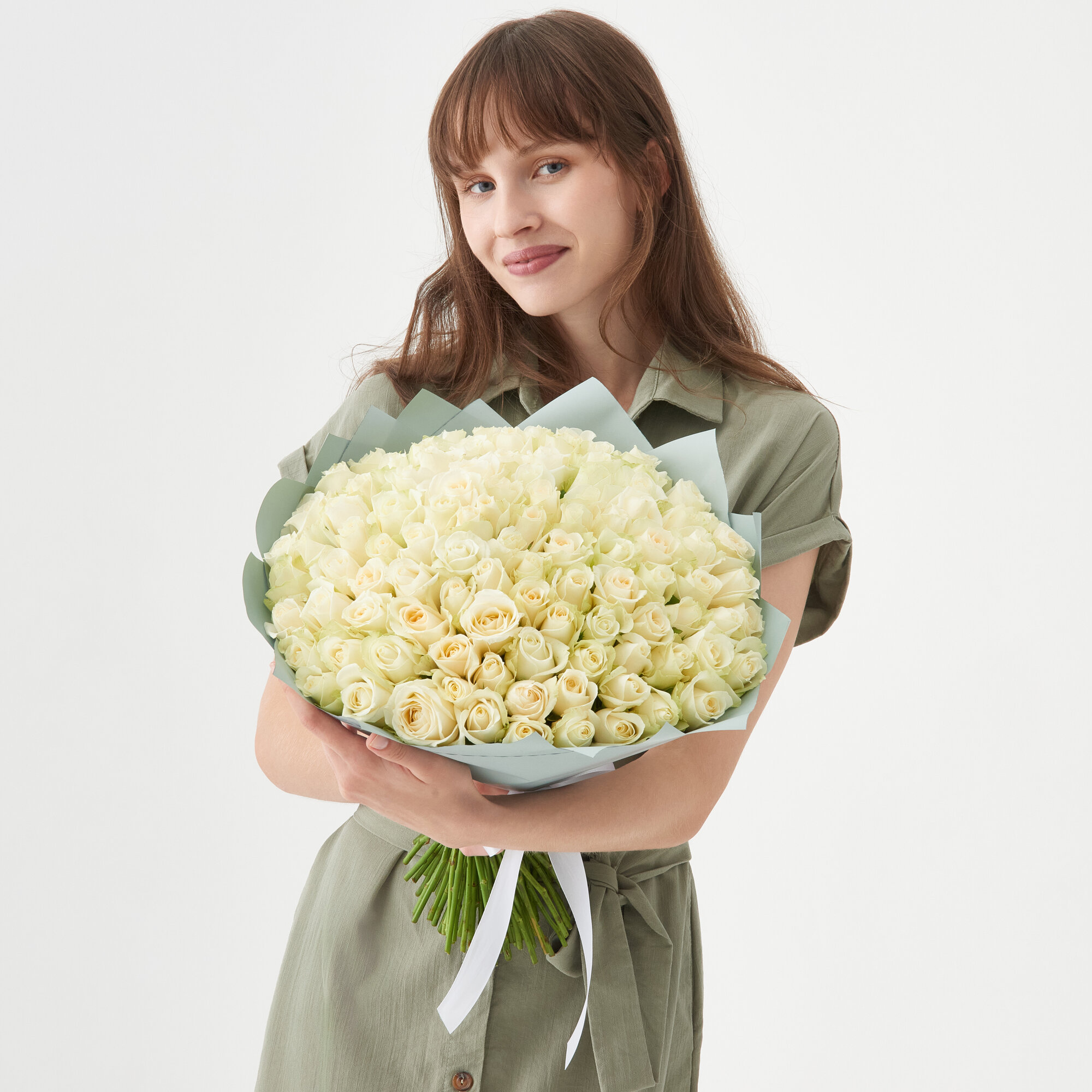 101 белая роза 40 см в дизайнерской упаковке, цветы с доставкой