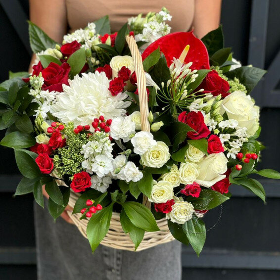 Корзина с цветами "Особый случай"для женщины на день рождения, юбилей с доставкой по Москве
