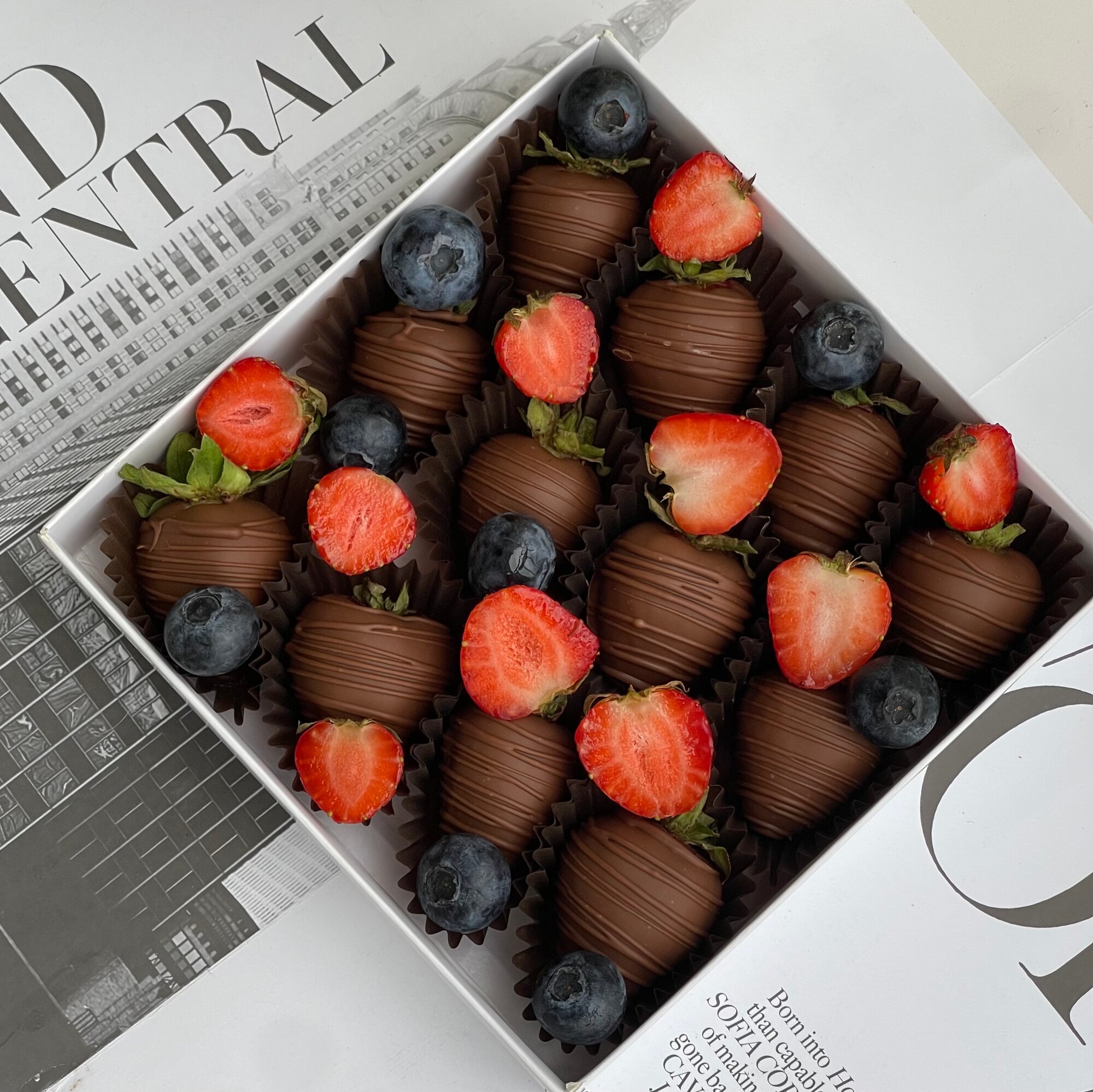 Набор Candis "Berries", клубника в шоколаде, 9-16 шт, вес-350гр