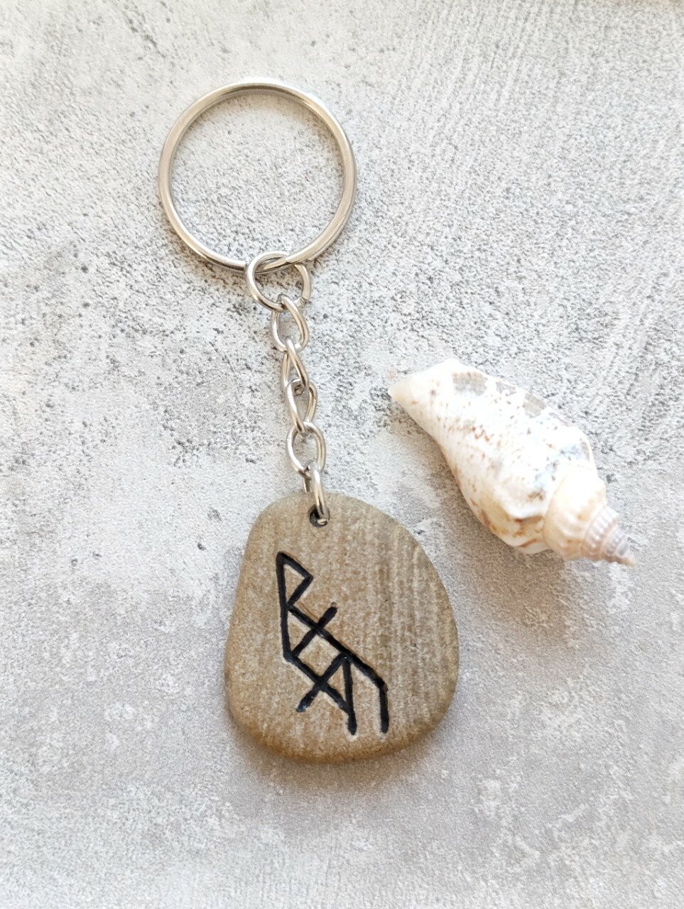 Зачатие и беременность. Брелок из натурального камня с гравировкой рун. Ручная работа.