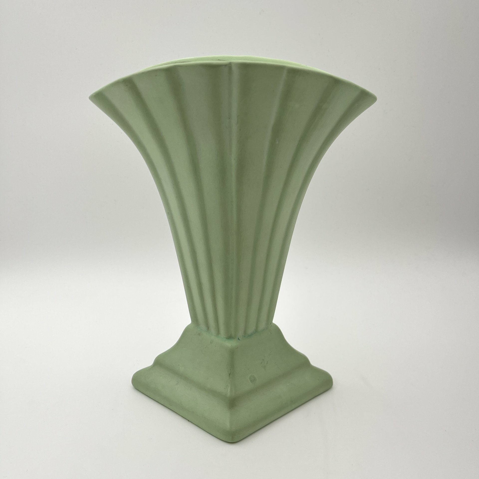 Ваза светло-зеленого оттенка в стиле ар-деко, фаянс, крытье, Европа, 1950-1970 гг.