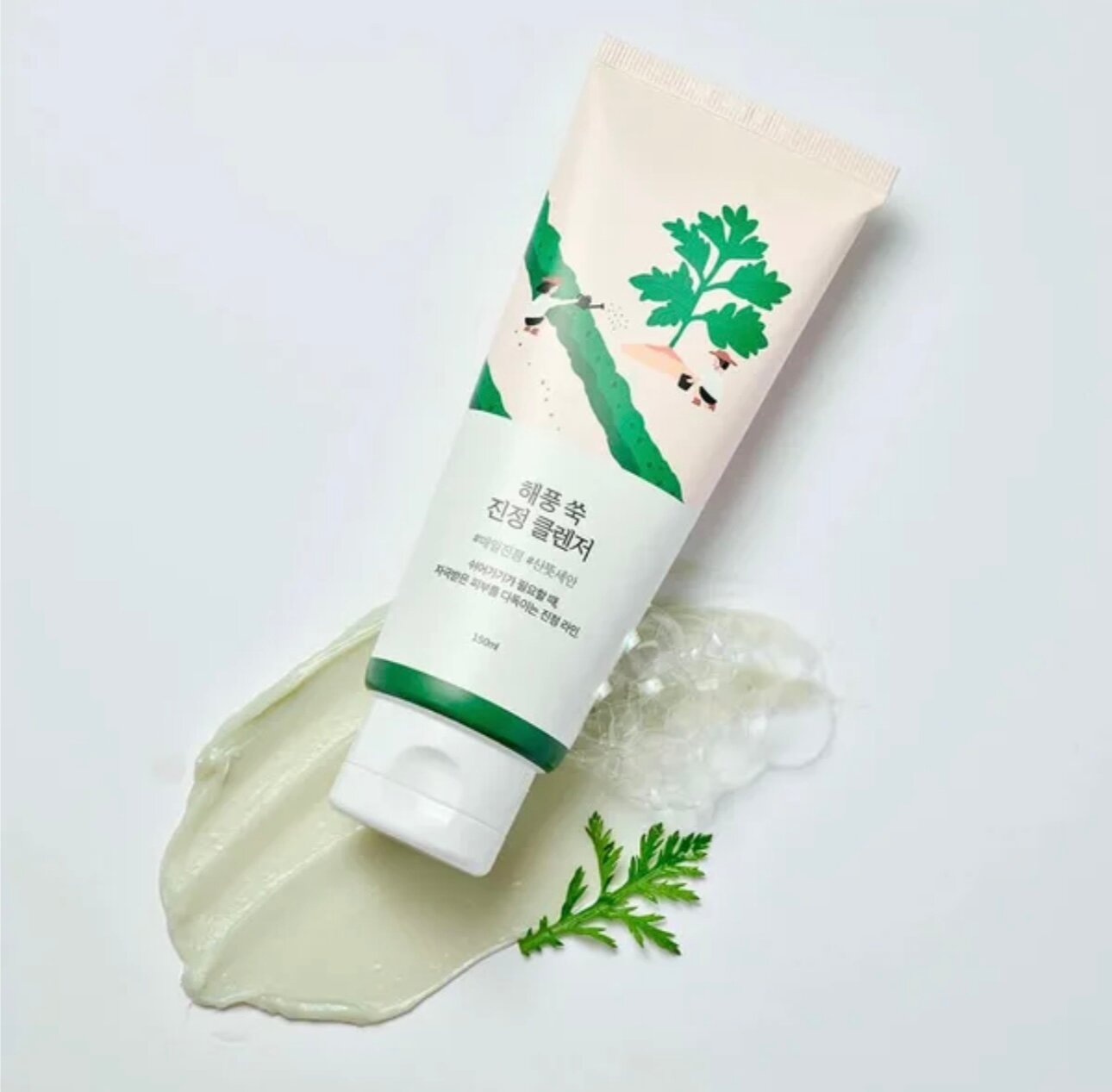 Успокаивающая пенка для умывания с полынью Round Lab Mugwort Calming Cleanser