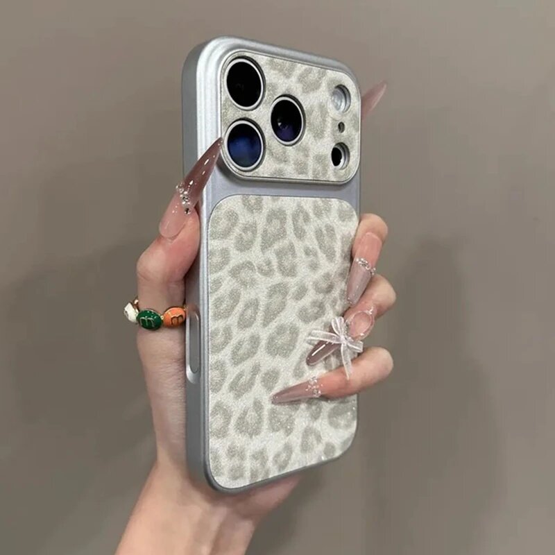 Белый чехол для iPhone 16 с леопардовым принтом