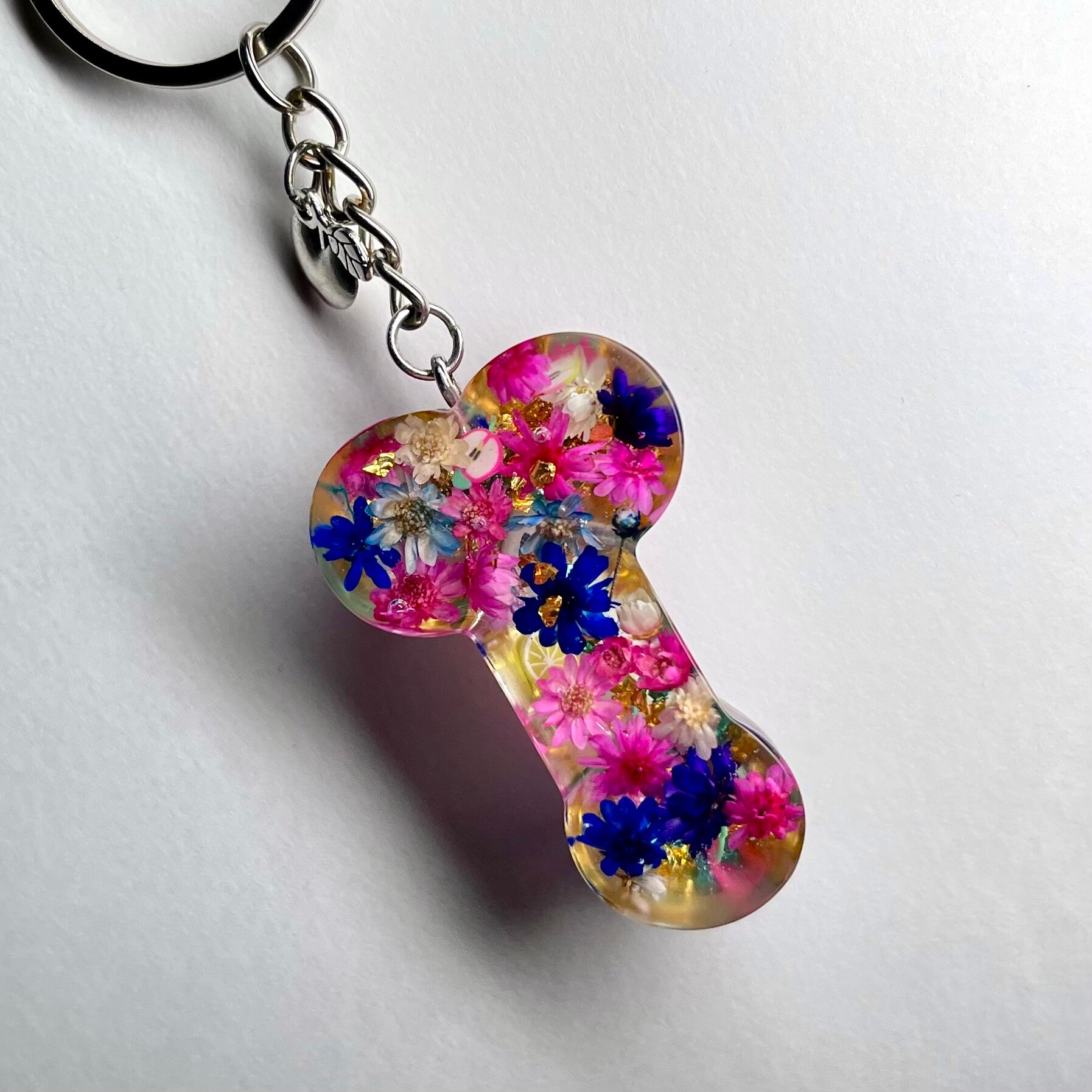 Креативный брелок в форме пениса, инкрустированный сухоцветами и декоративными камнями EVTUSHENKO ART.