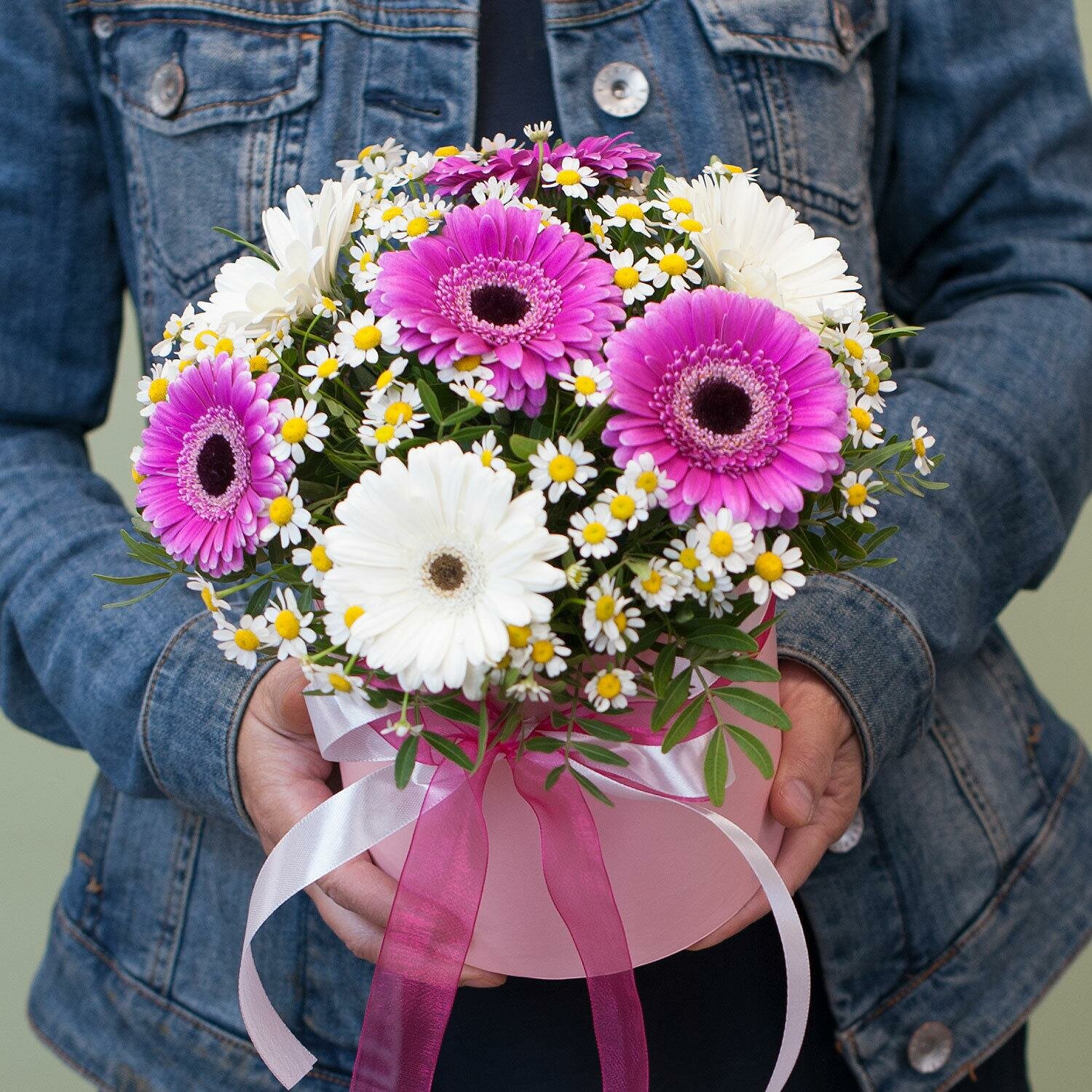 Коробка с цветами Charlotte "Малинка", 20 см, 2 цветка, оформление в коробке