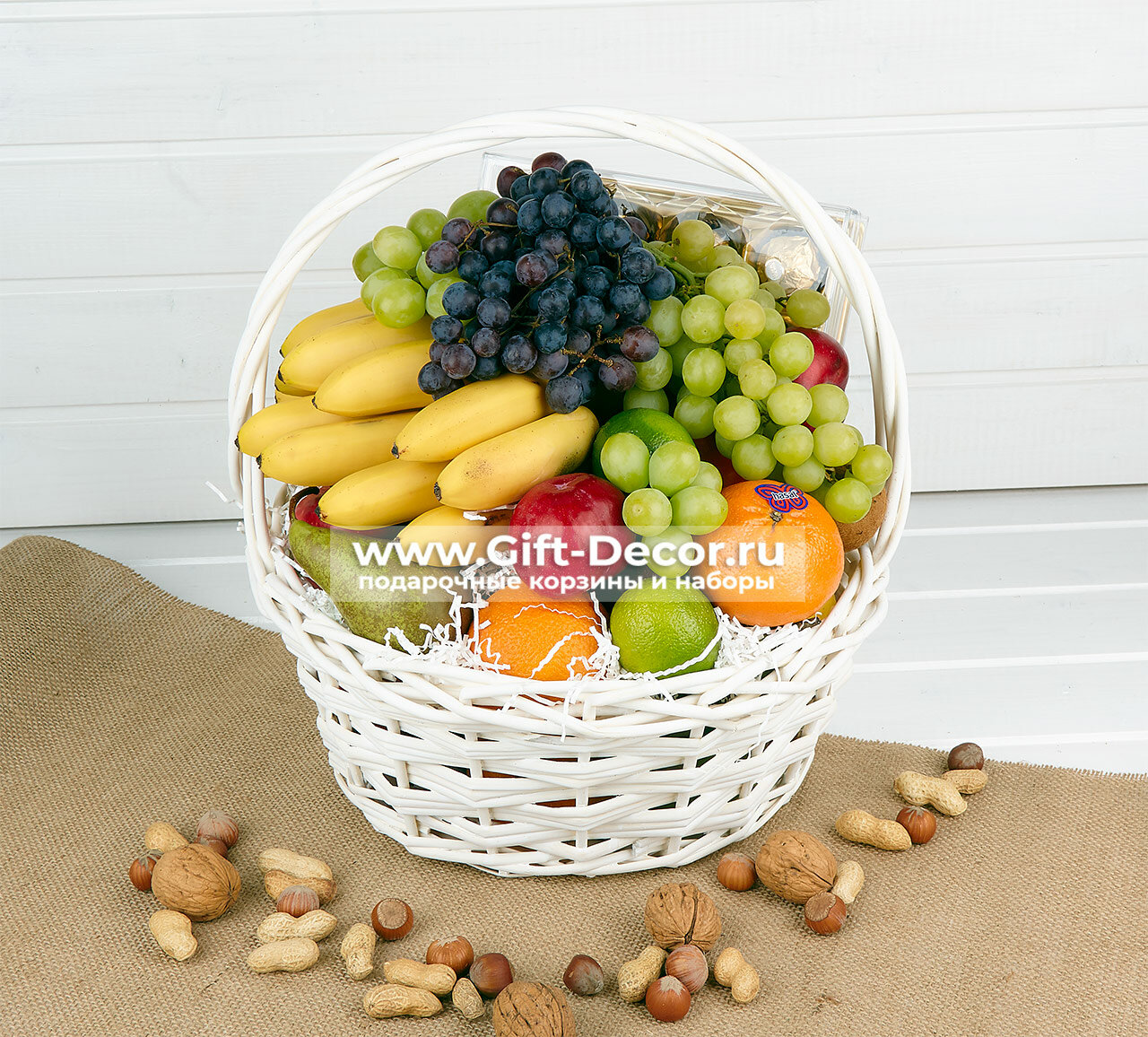 Фруктовая корзина с конфетами на заказ