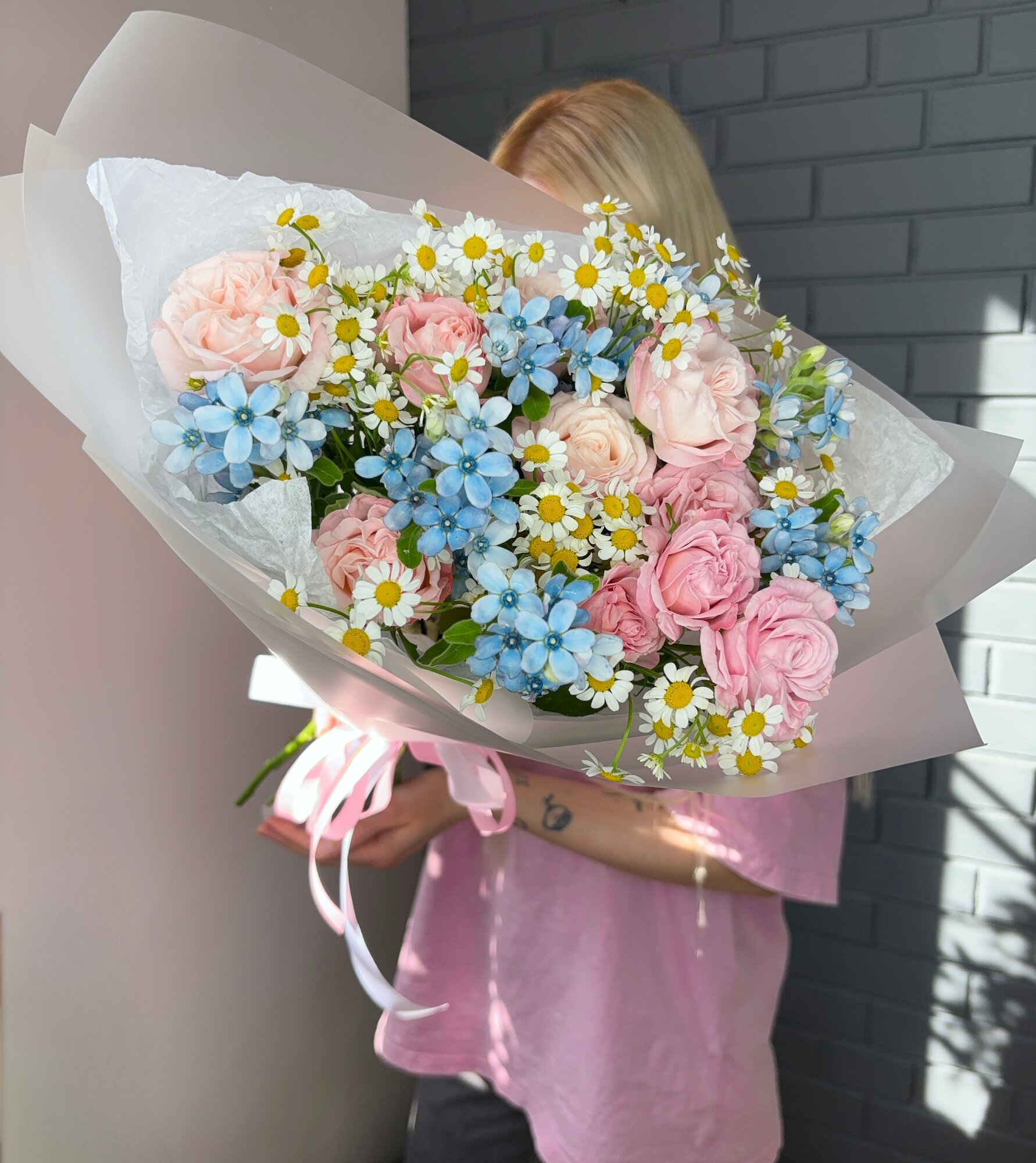 Букет трио незабудки, кустовые ромашки и пионовидные розы Бомбастик
