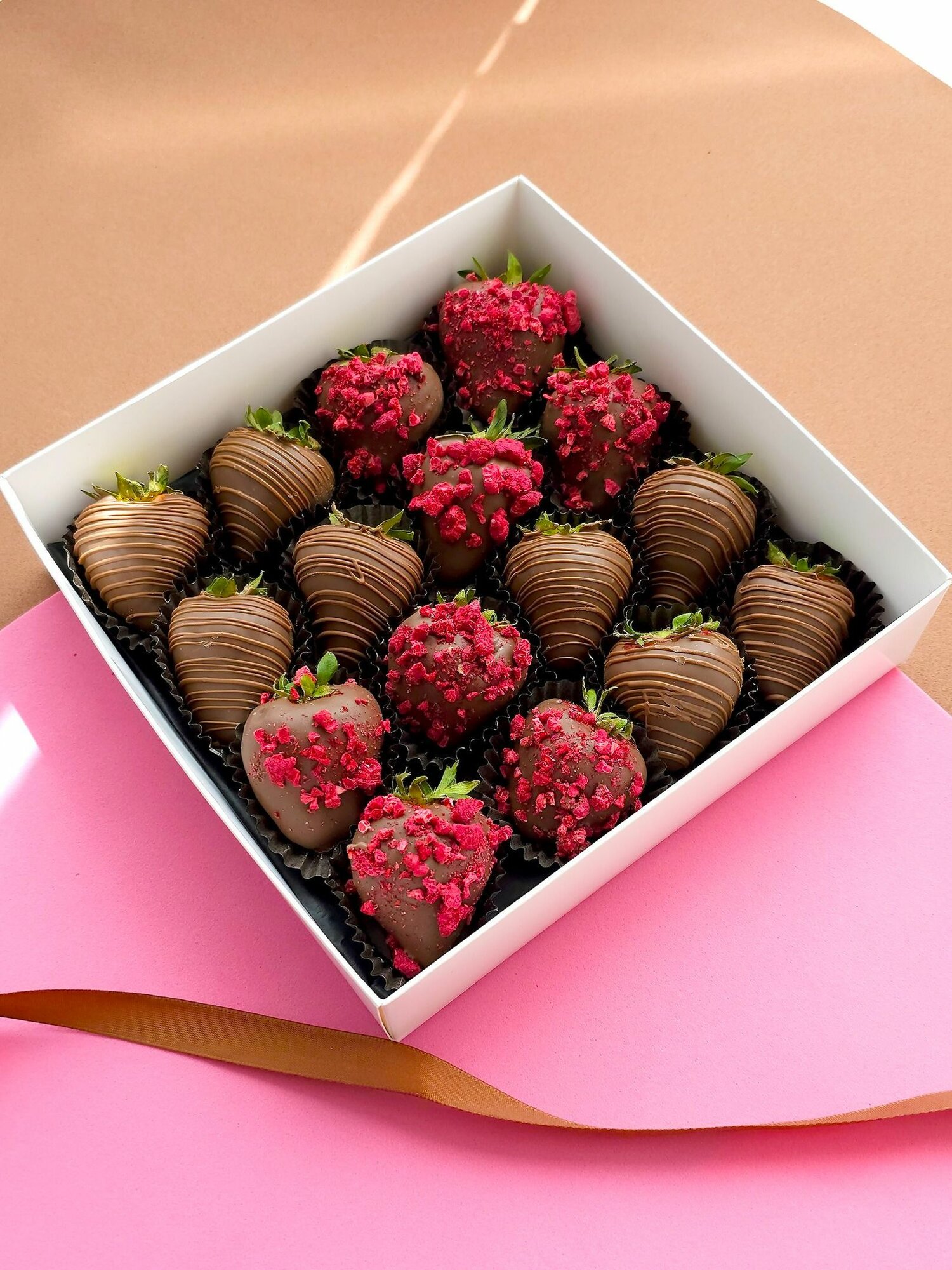 Клубника в шоколаде (16-25 ягод)"Сладкая страсть" подарок подруге, маме, жене на День рождения, Сладкий подарочный набор